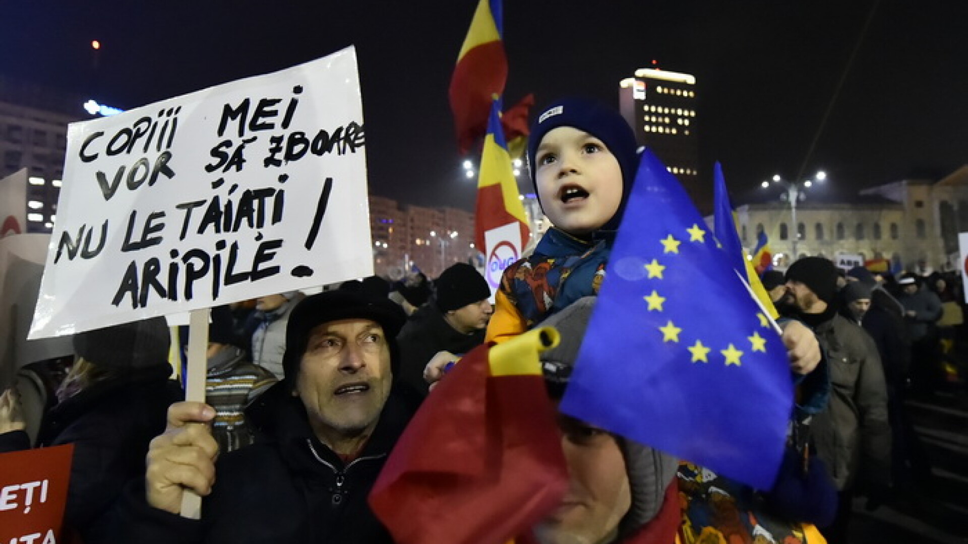100.000 de oameni au manifestat pasnic, vineri, in Piata Victoriei ...