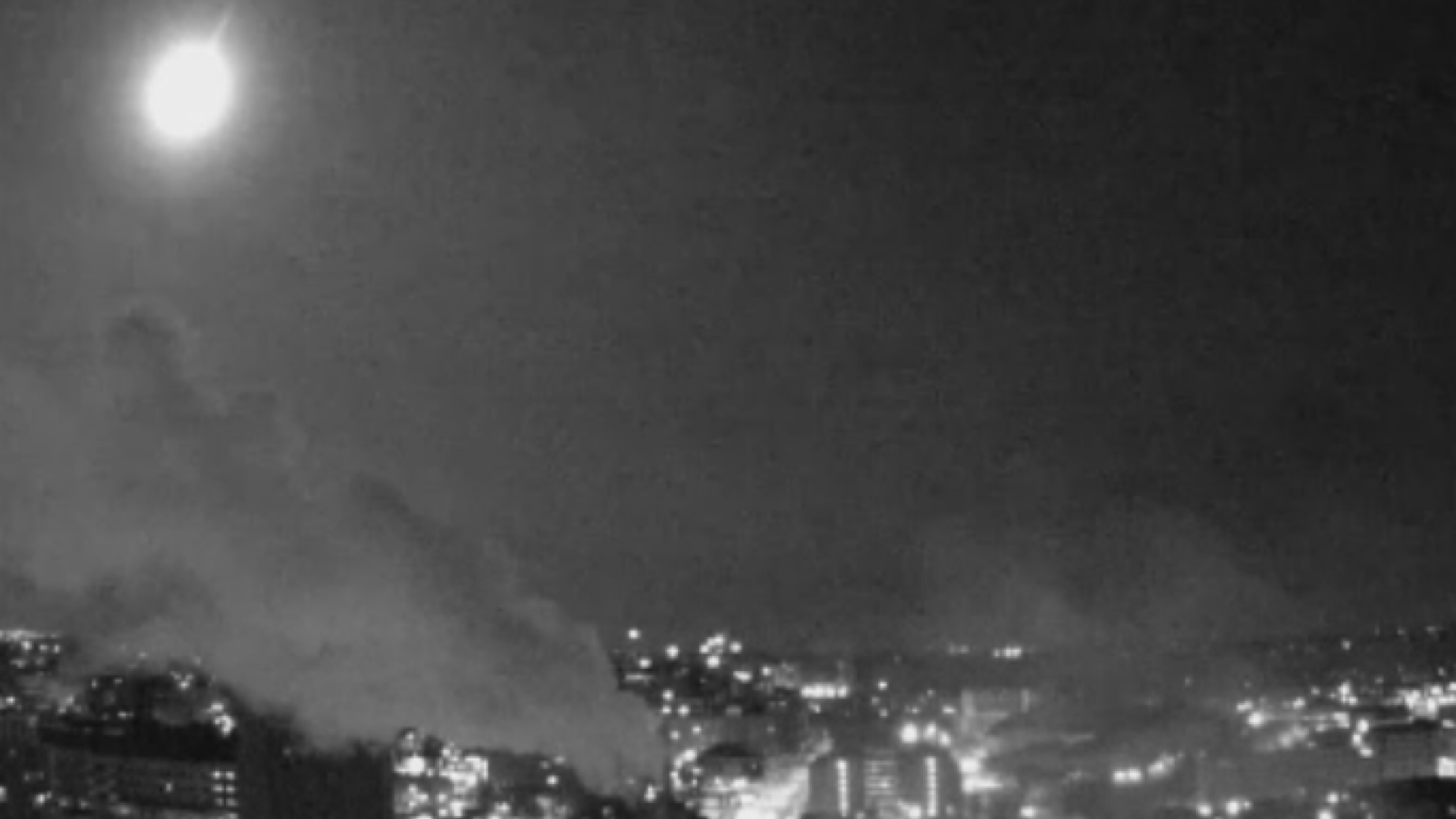 Aparitie spectaculoasa pe cer, in SUA. Caderea unui meteorit, surprinsa ... Aparitie spectaculoasa pe cer, in SUA. Caderea unui meteorit, surprinsa ...