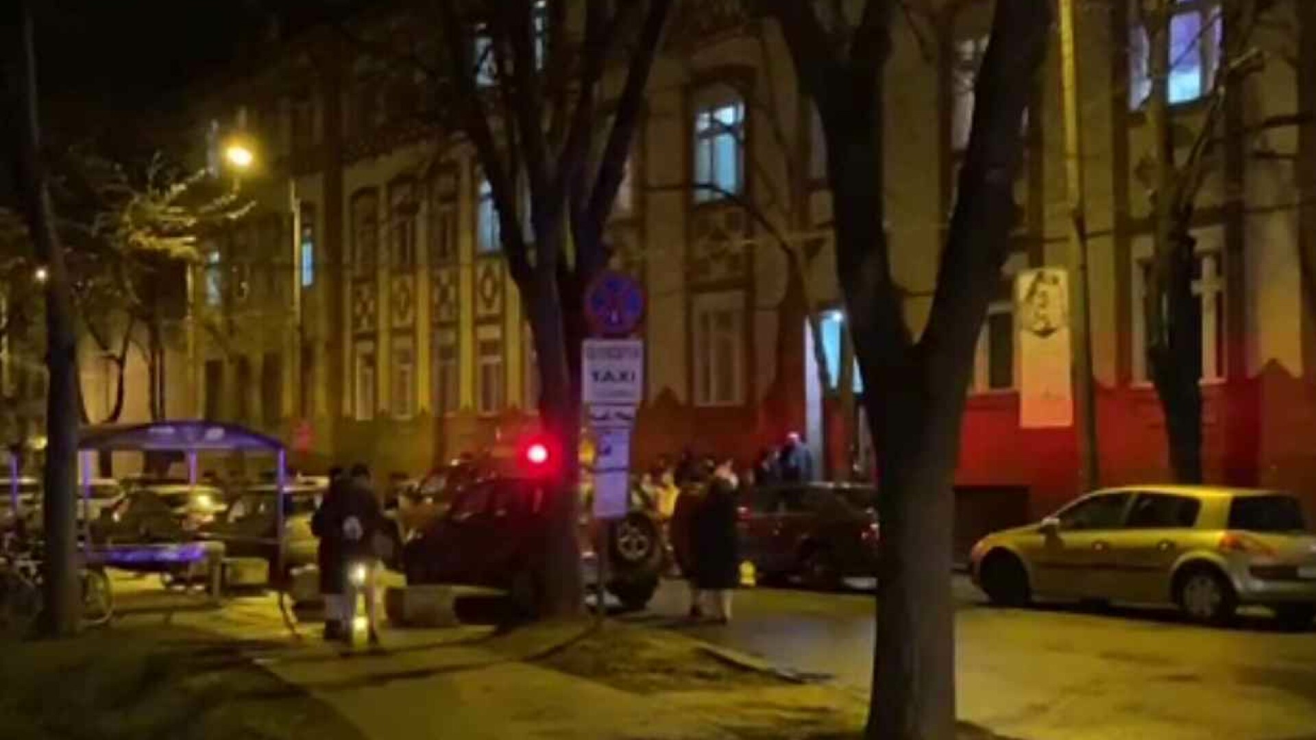Alarmă de incendiu la un cămin de mediciniști din Timișoara. O ușă a ...