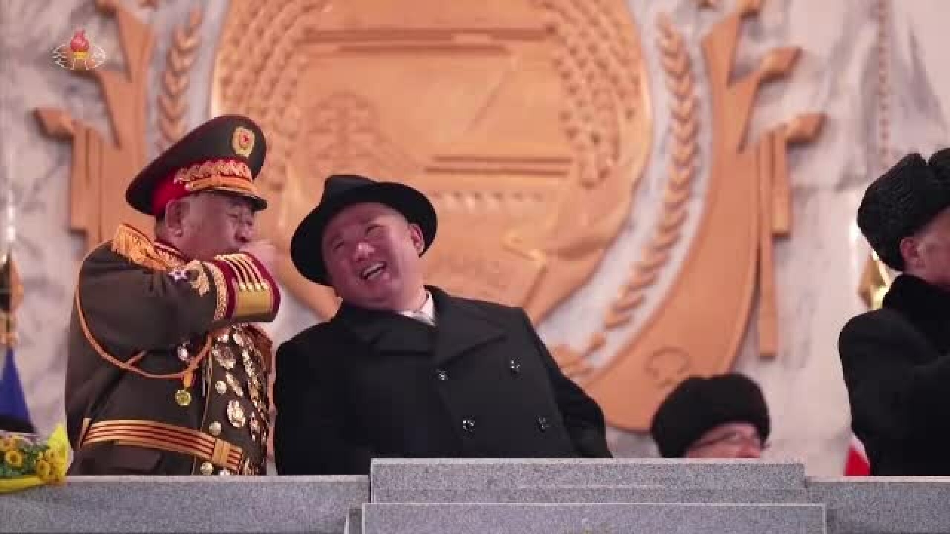 Kim Jon Un, alături de soție și fiică la o nouă paradă cu arsenalul de ...
