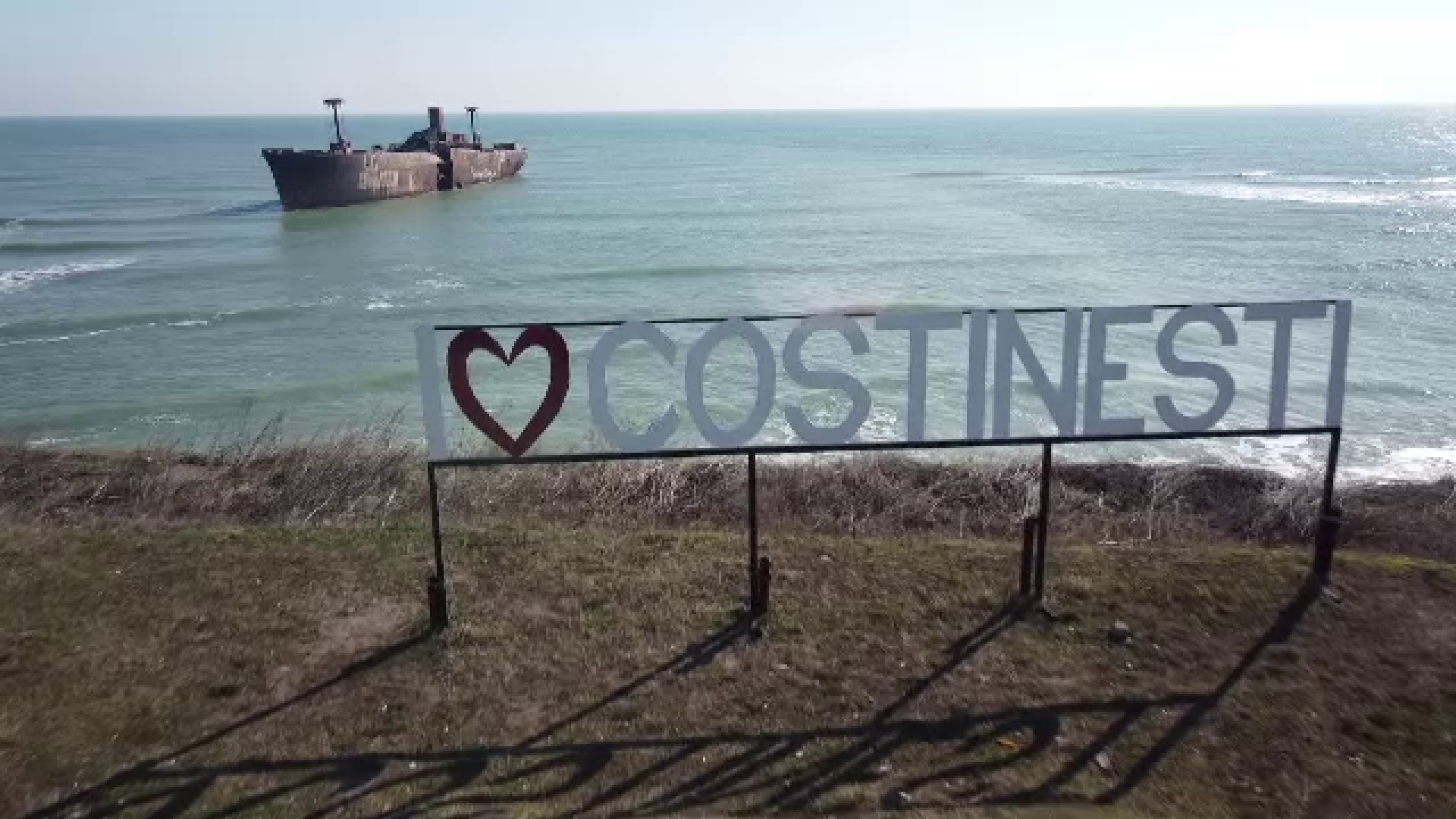 Epava din Costinești se dezmembrează pe zi ce trece. Cum arată acum ...