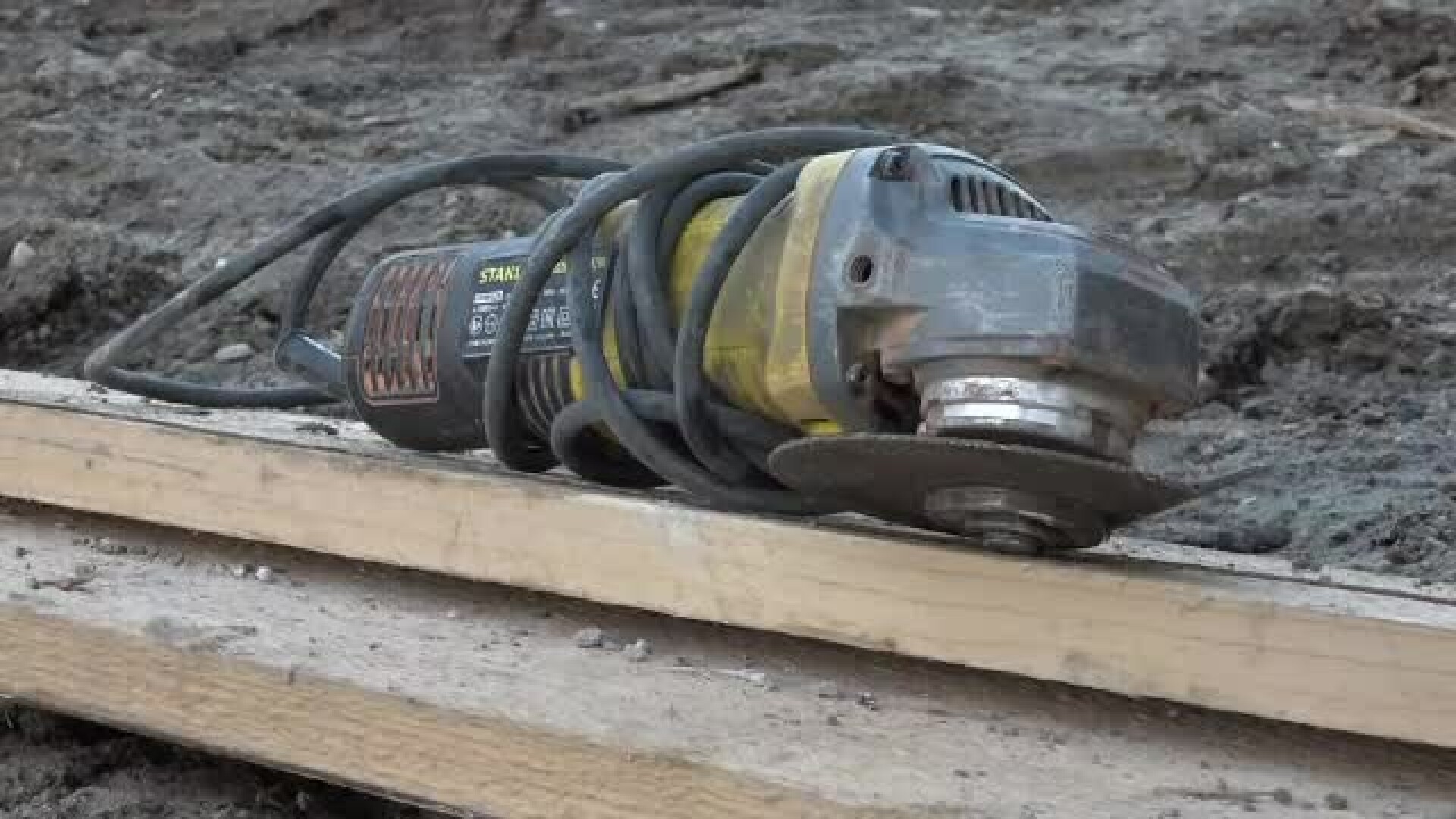 Bărbatul mort după ce a tăiat cu flexul un butoi metalic fusese rugat ...