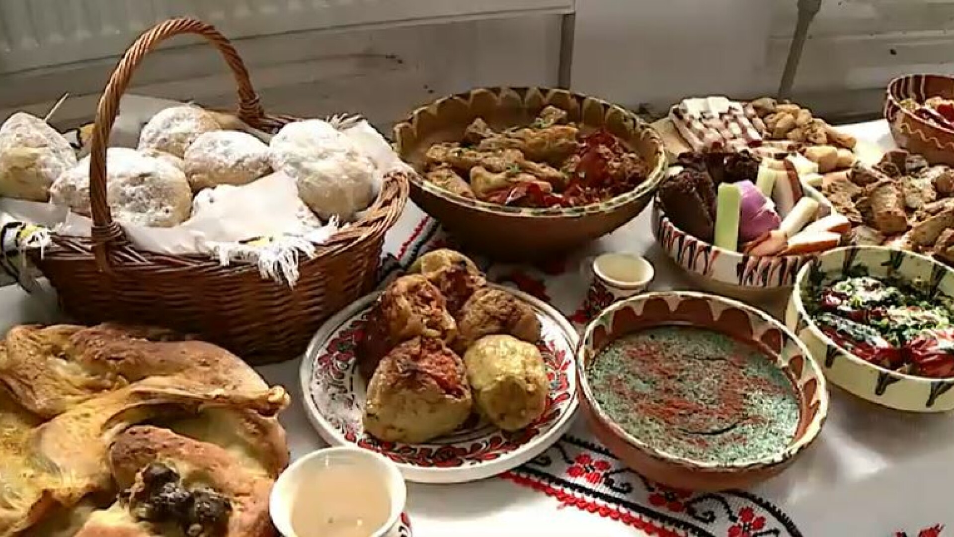 Praz umplut, piftie cu ou și gogonele prăjite. Preparatele tradiționale ...