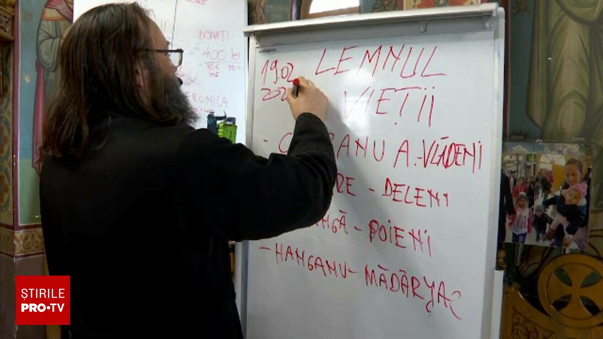 Valul de ger, combătut cu fapte bune. Preotul Dan Damaschin transportă ...