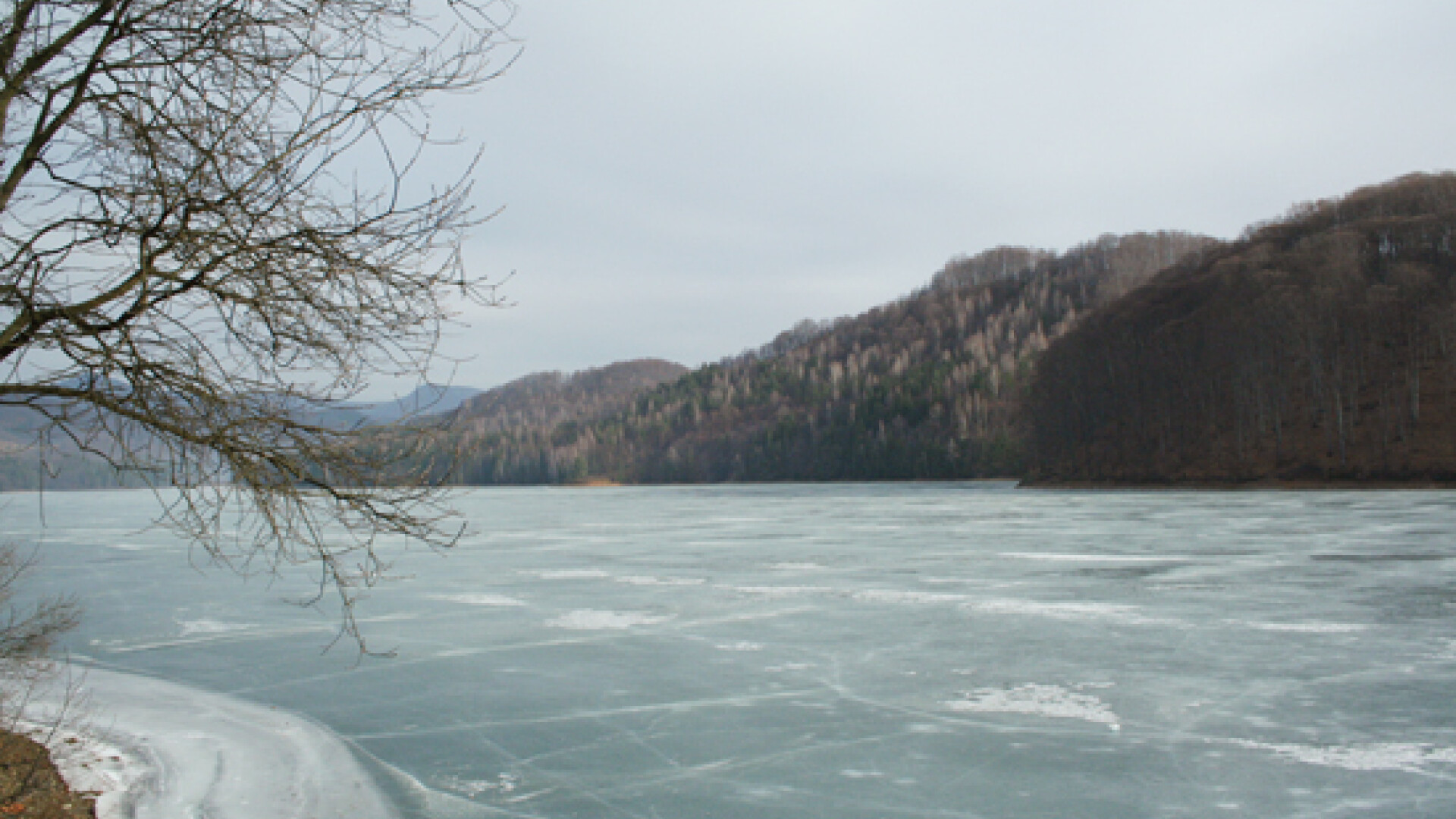 Distractie la doi pasi de moarte in Baia Mare: drifting pe un lac ...