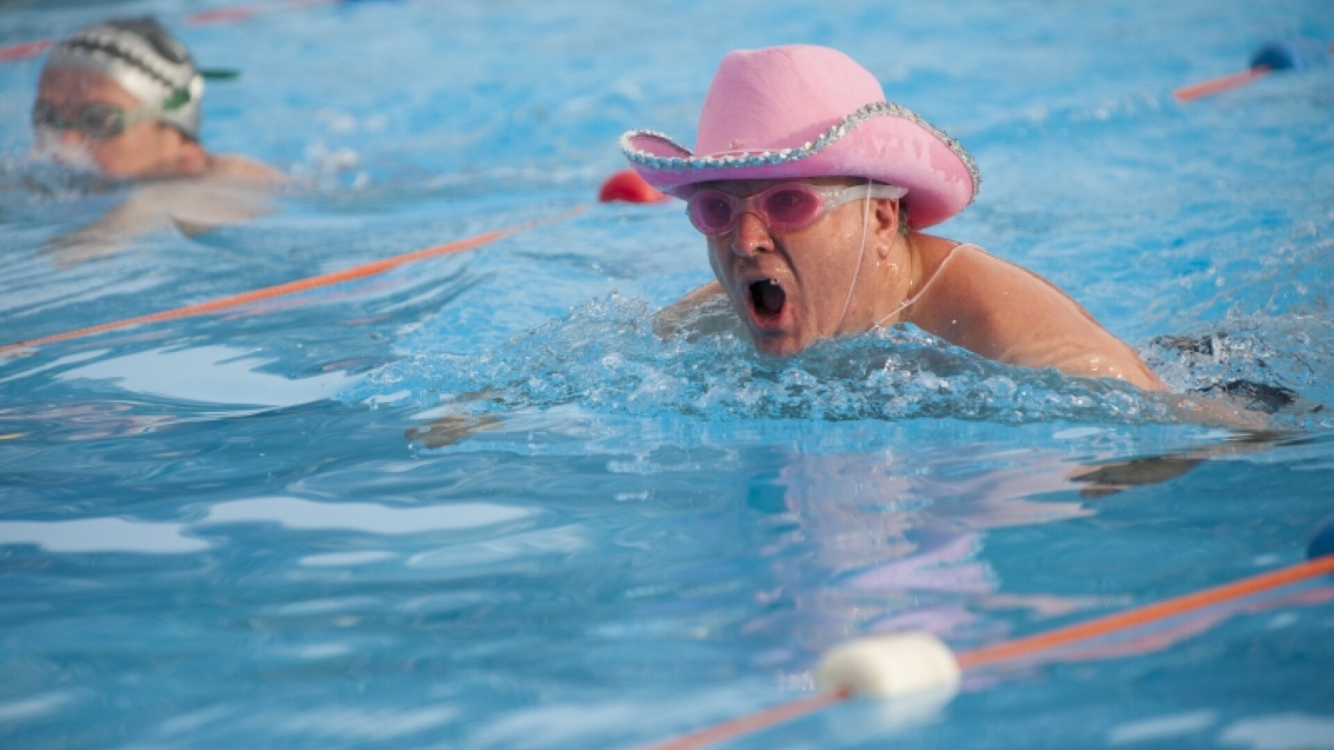 Inoata in apa rece ca gheata, ca sa fie sanatosi tun! - Știrile ProTV