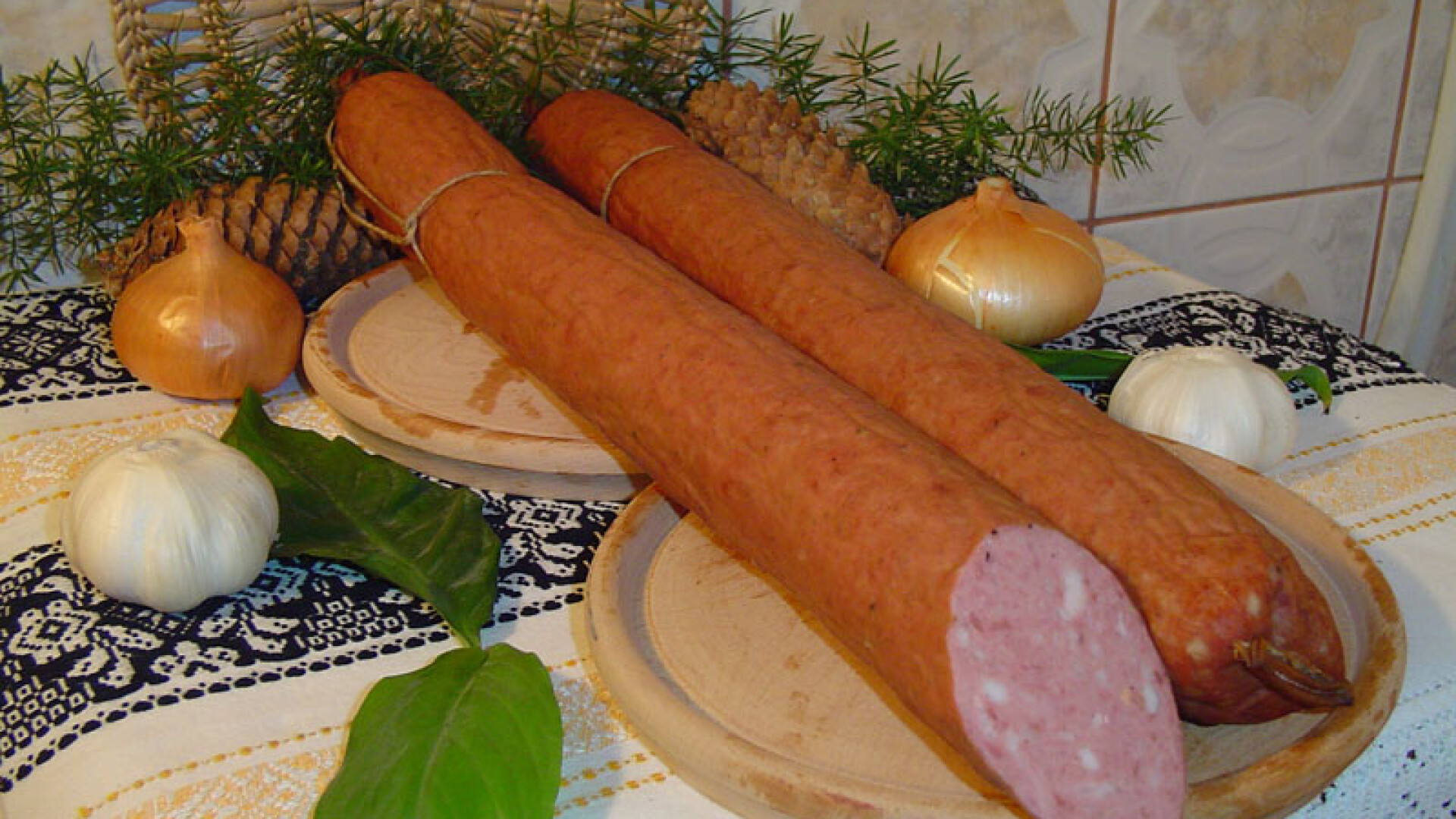 E foame de bani. Fabricile de mezeluri prefera sa isi vanda singure ...