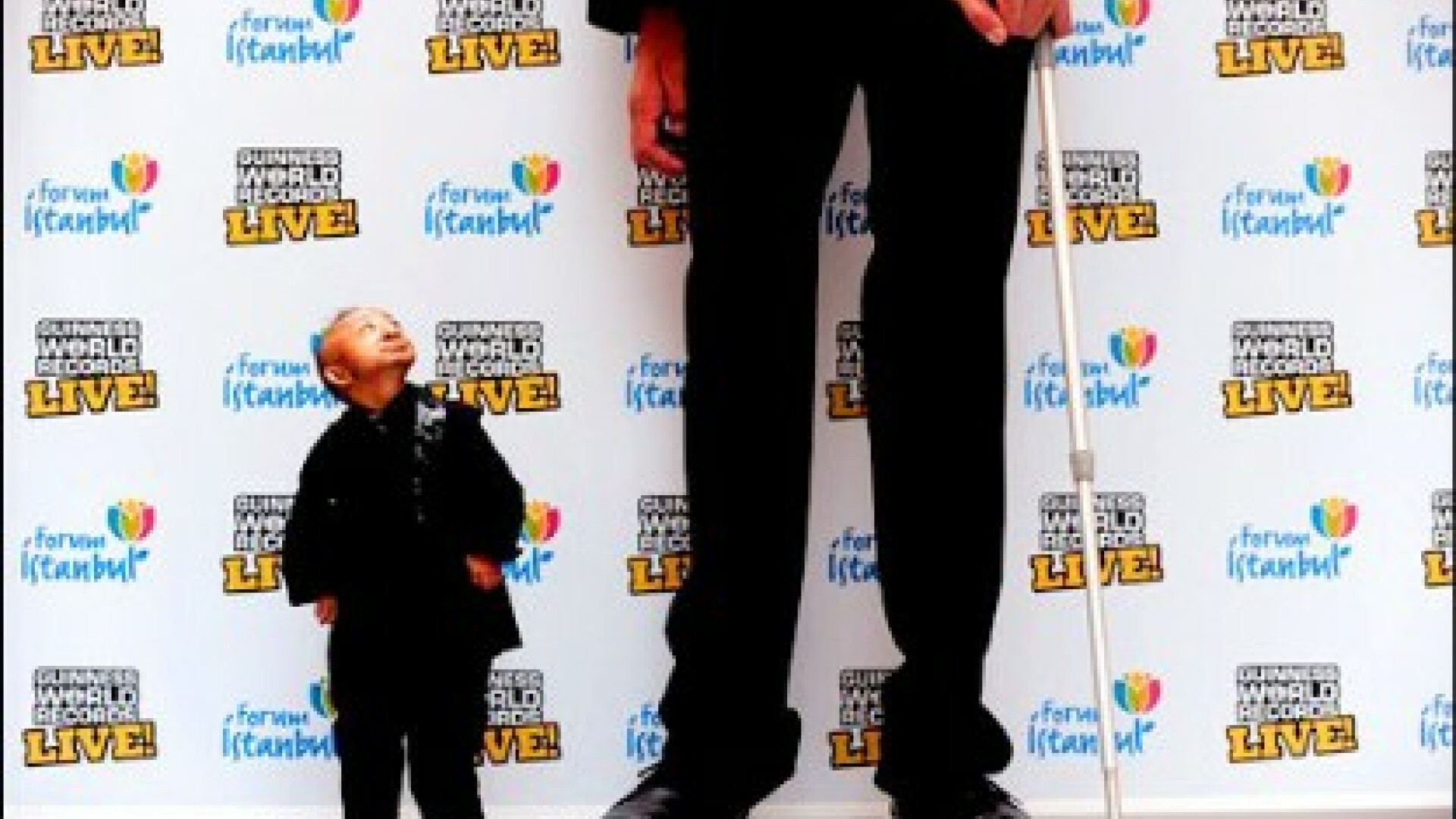 Cel mai inalt si cel mai scund om din lume si-au dat intalnire in Turcia! - Știrile ProTV