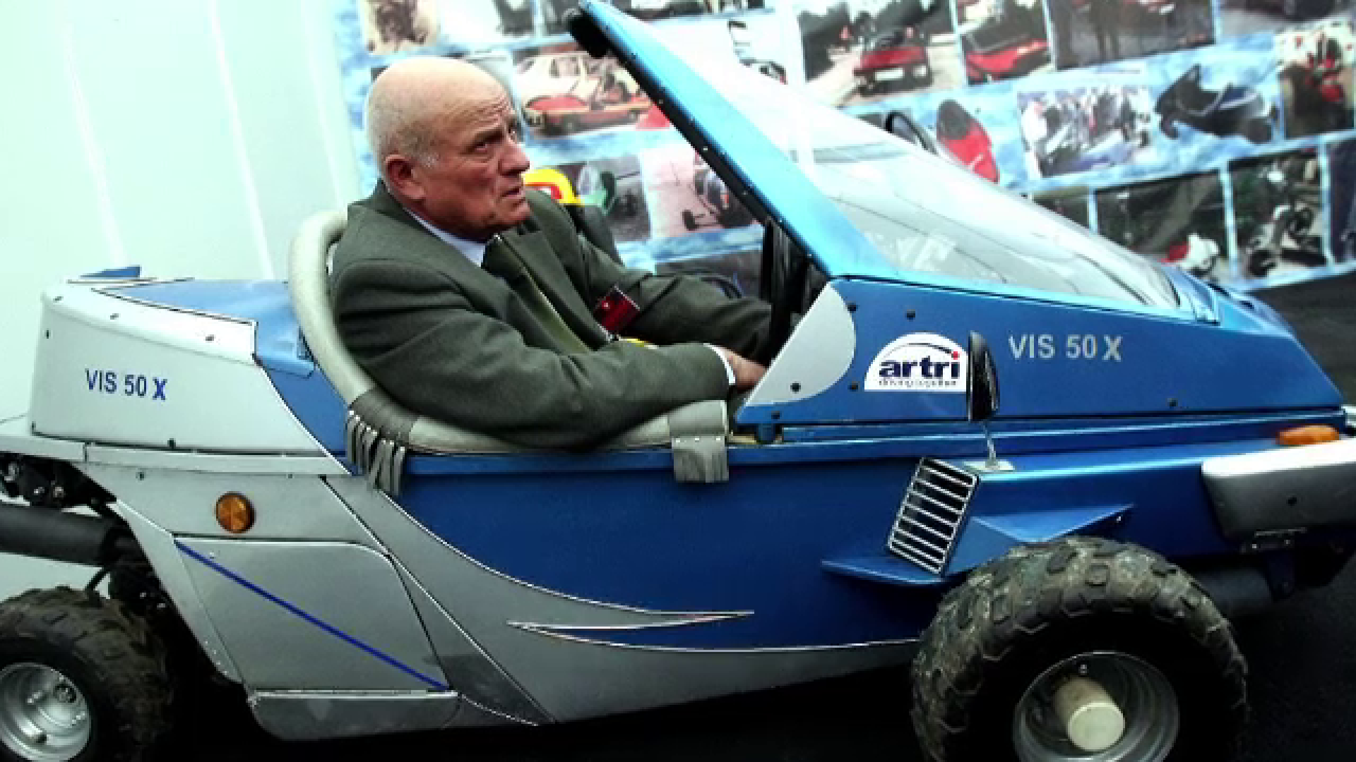 Justin Capra, romanul care a inventat "rucsacul zburator", a murit la ...