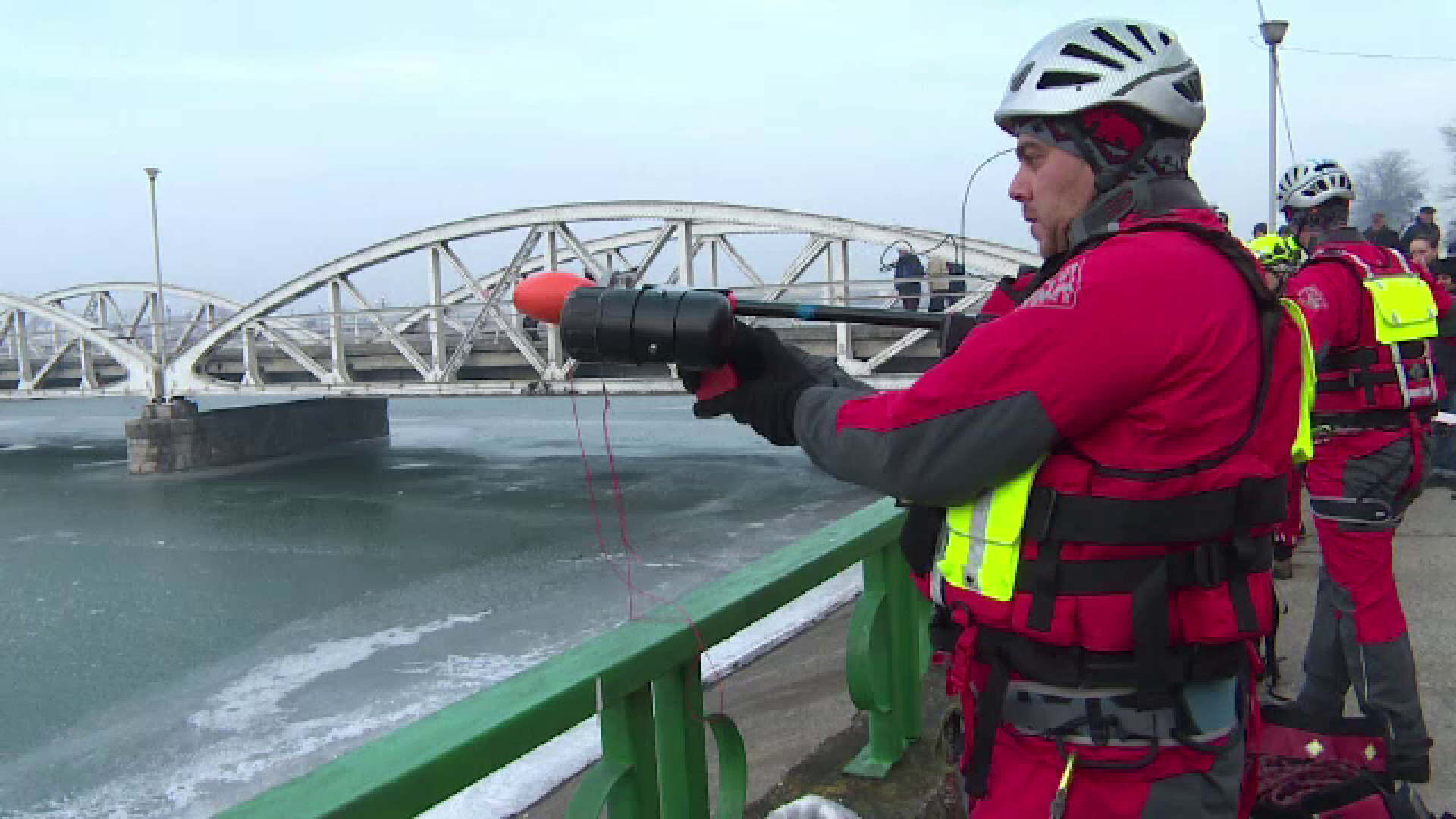 Pe un lac inghetat din Targu Jiu s-a simulat o misiune de salvare ...