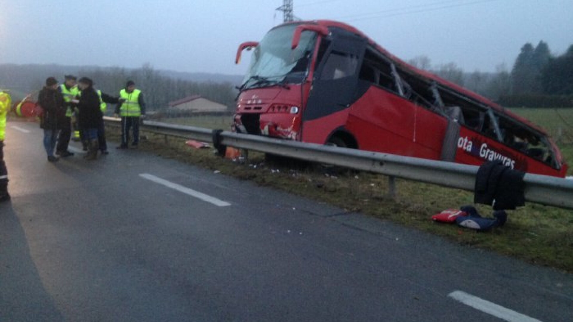 Un autocar cu turisti s-a prabusit intr-o prapastie, in centrul Frantei ...