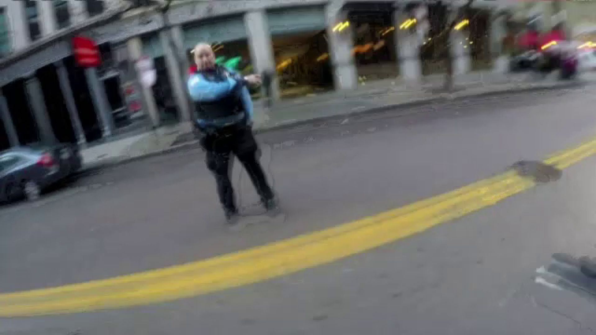 Un motociclist a filmat cu camera de pe casca totul. Gestul facut de ...