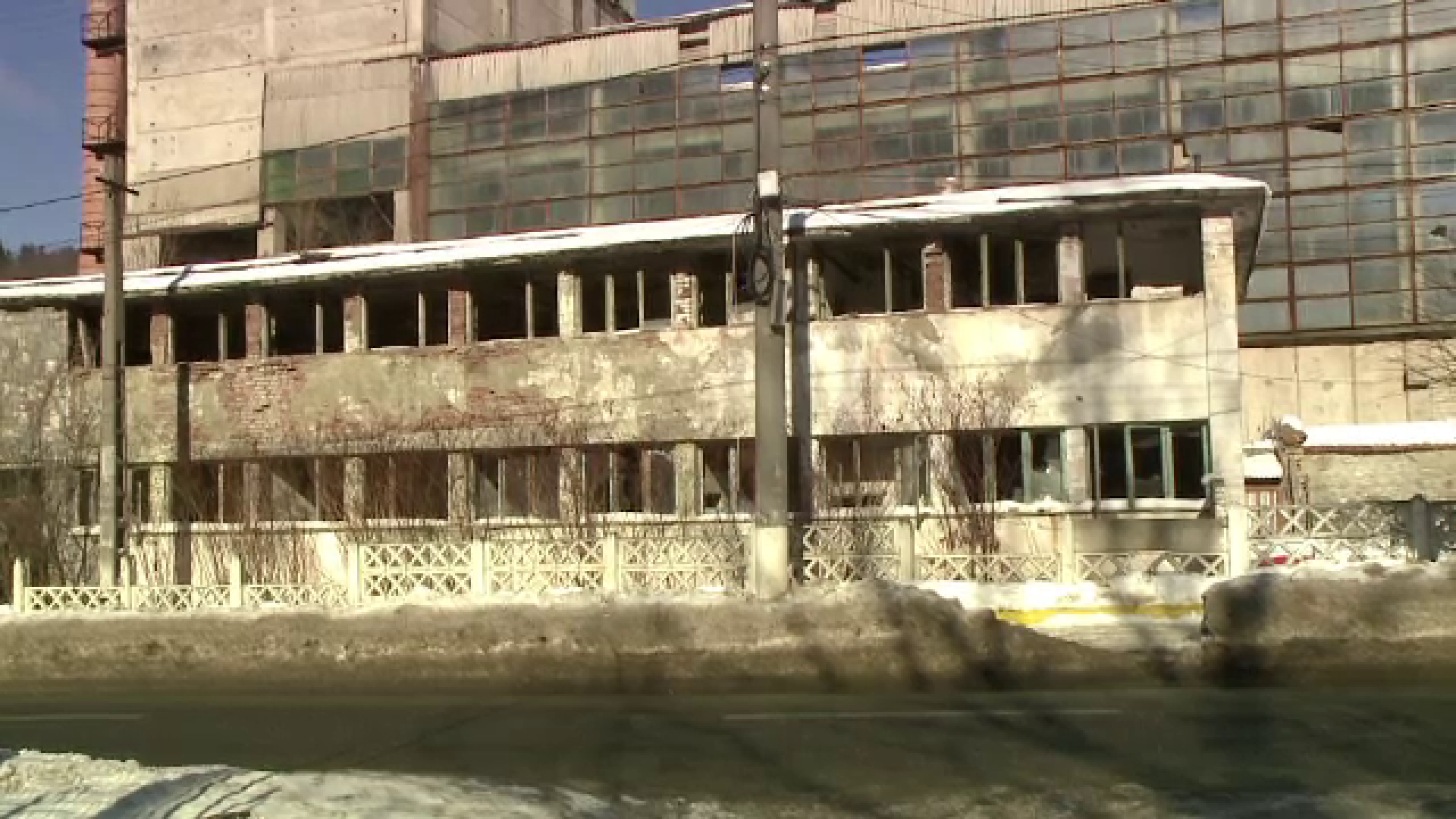 Statiunea Azuga, plina de case ruinate si hale in paragina. "Sticla s-a ...