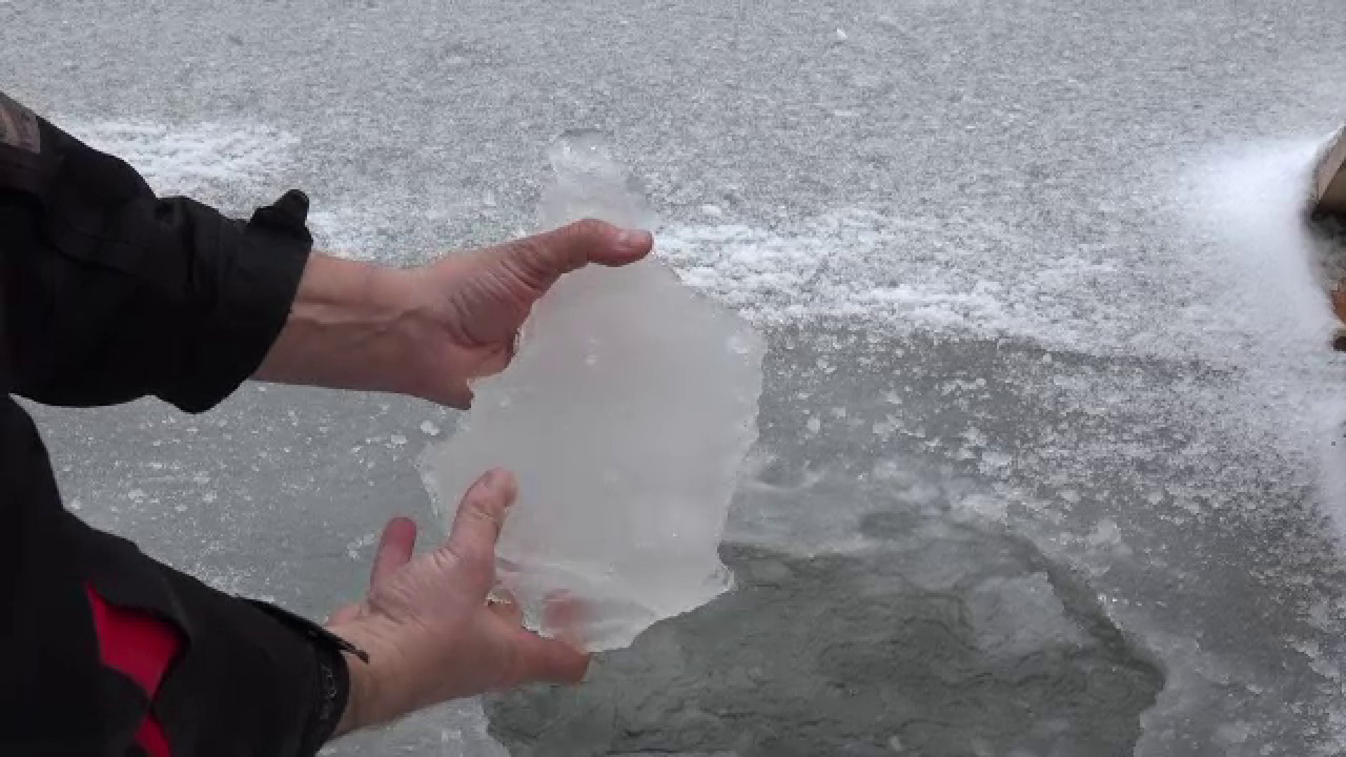 Fenomen spectaculos: un lac din România a înghețat, deși are apă sărată ...