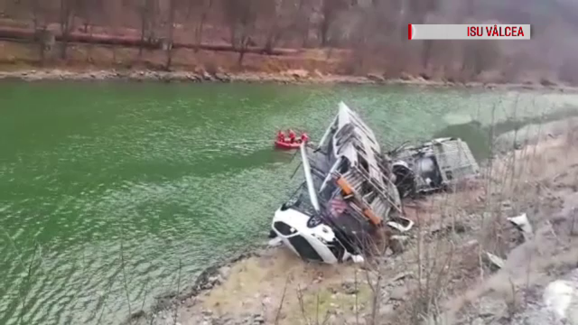 O platformă care transporta mai multe autoturisme a căzut în râul Olt ...