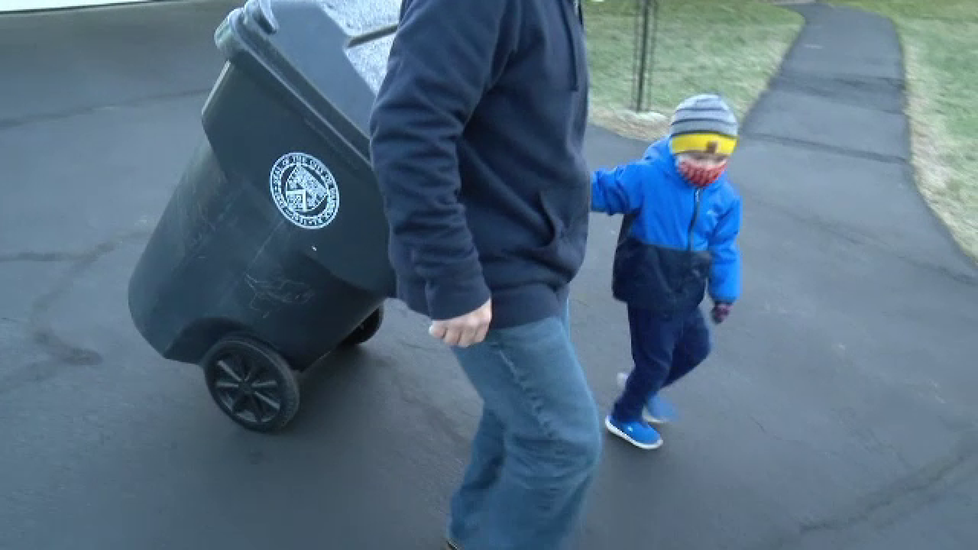 Un băiețel de 3 ani a devenit ajutor de gunoier. "E o situație cam ...