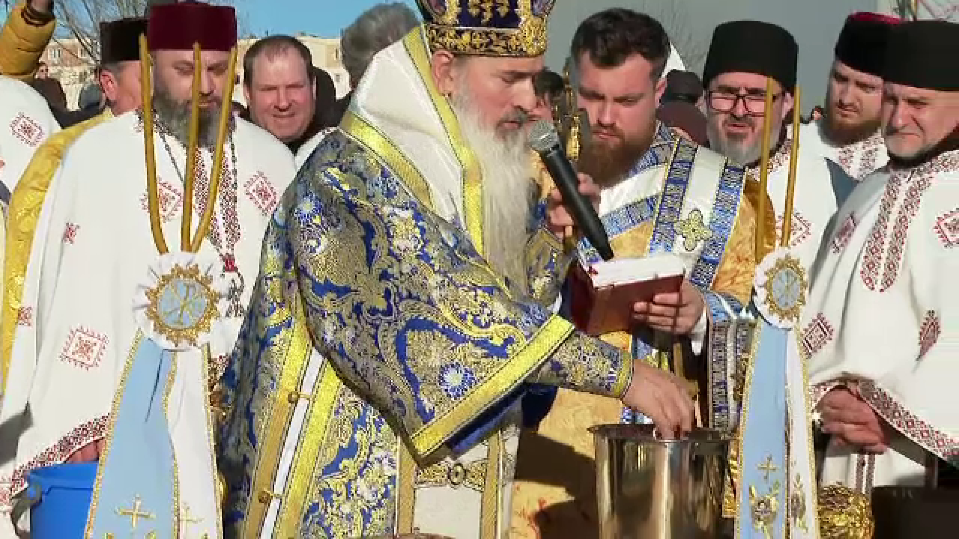 S-au încins spiritele la Hârșova, după ce ÎPS Teodosie a aruncat cele ...