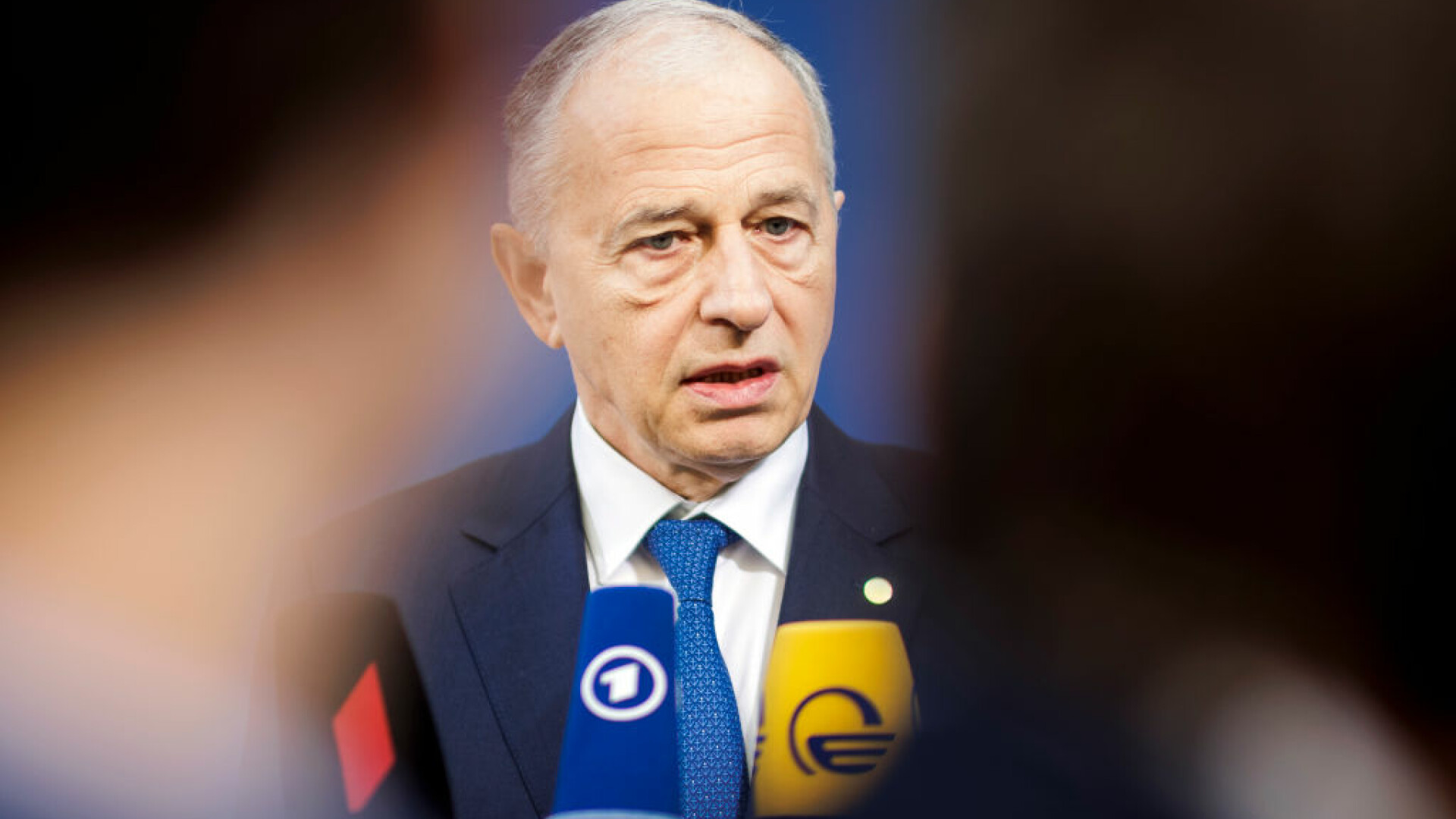 Mircea Geoană rămâne favoritul românilor pentru prezidențiale. Șoșoacă ...