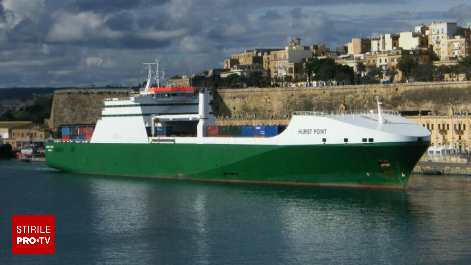 Sute de vehicule militare britanice au fost încărcate pe feriboturi cu ...