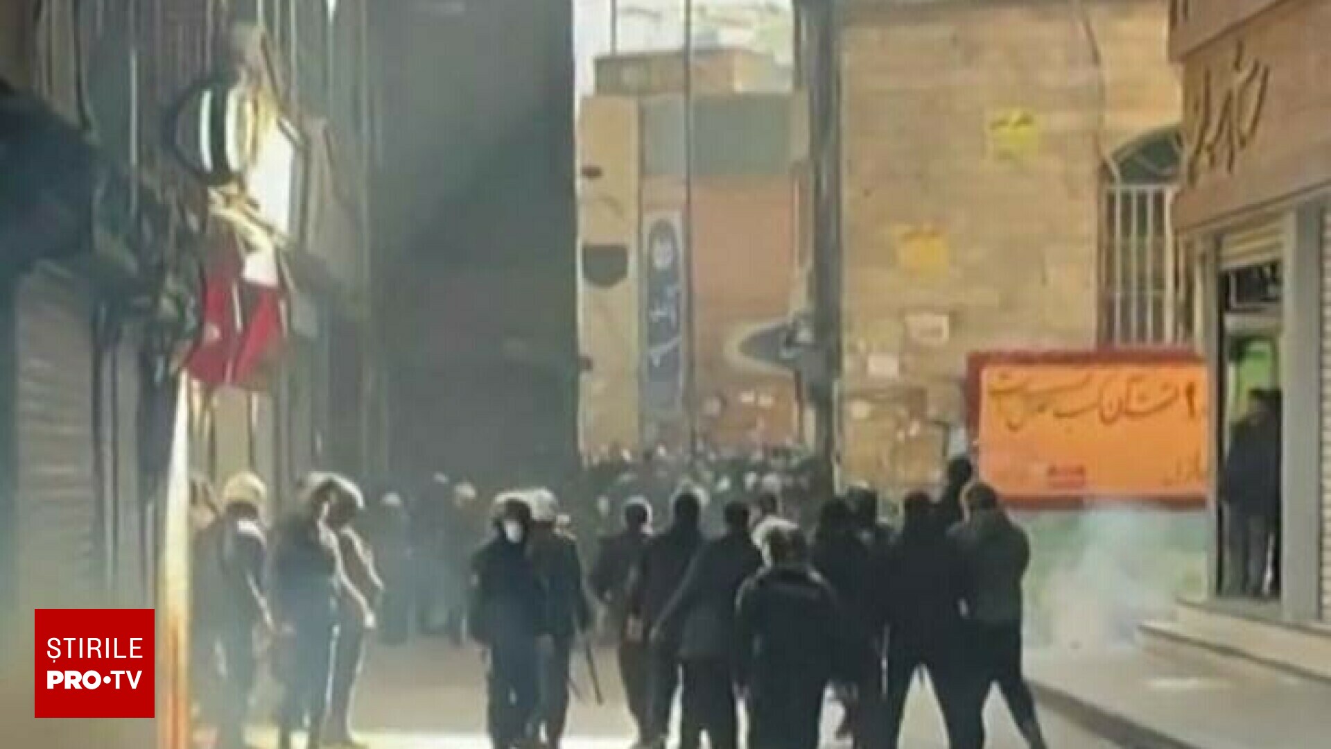 Protestele violente continuă în Iran. Moschee și magazin cu Corane şi ...