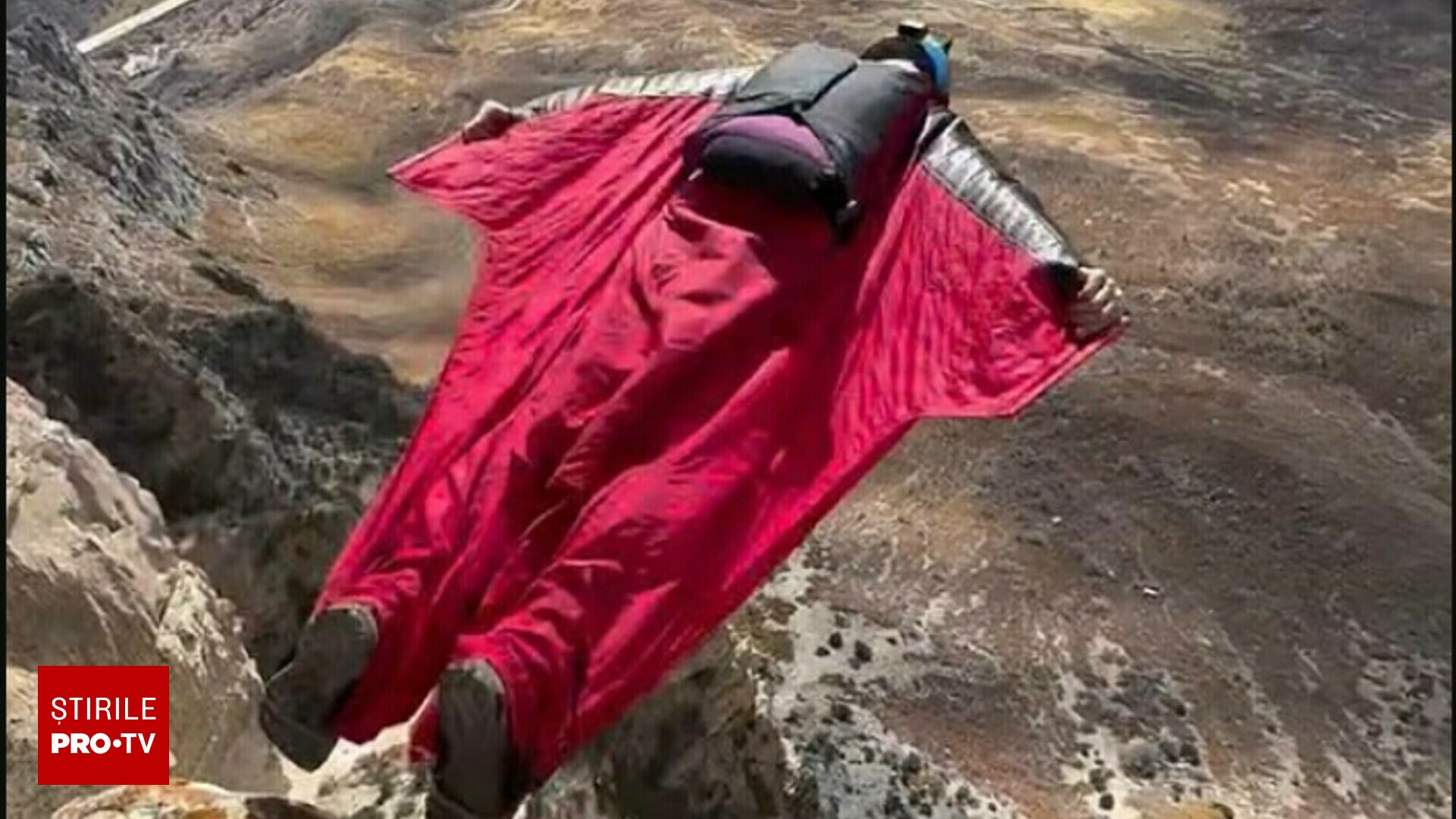 Un pilot de wingsuit a murit după ce s-a prăbușit cu o viteză de 200 km ...