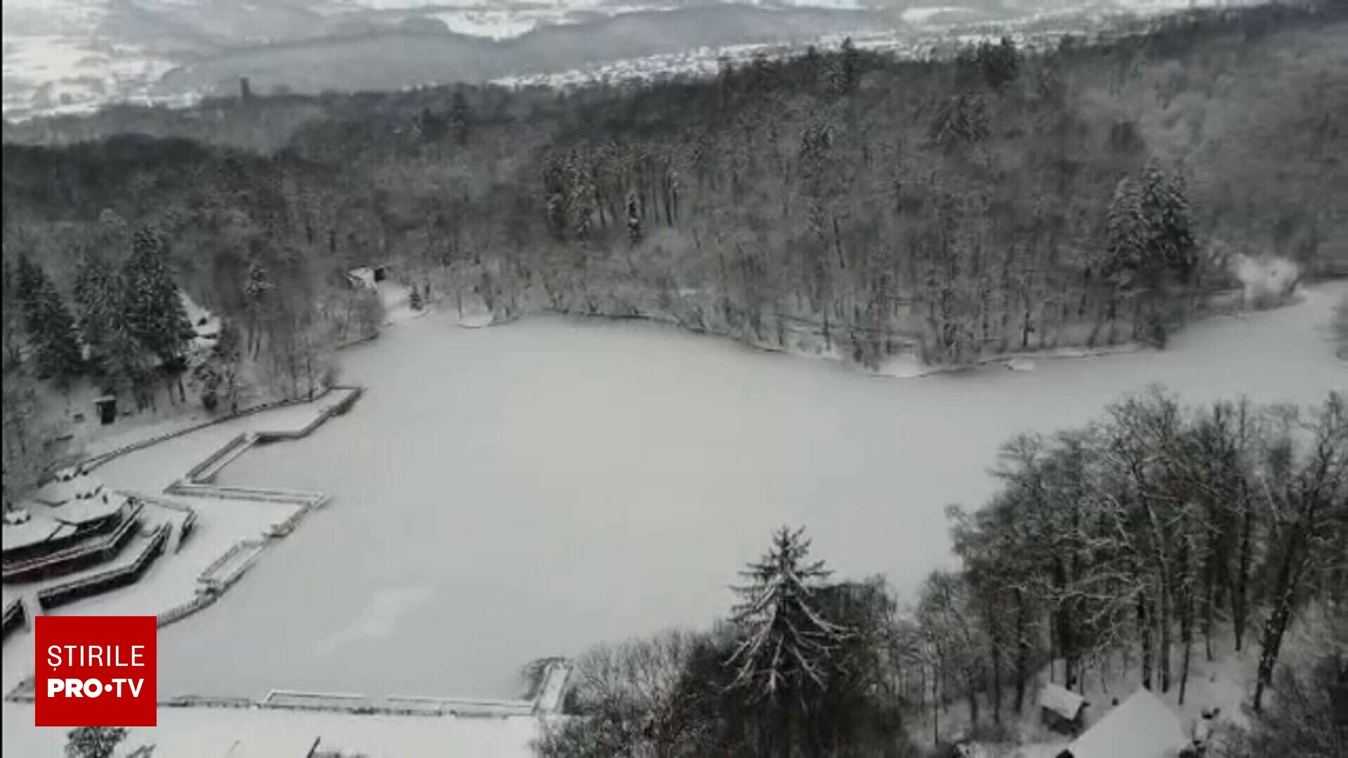 Fenomen rar în Sovata. „Oglinda de gheață” de pe Lacul Ursu i-a uimit ...