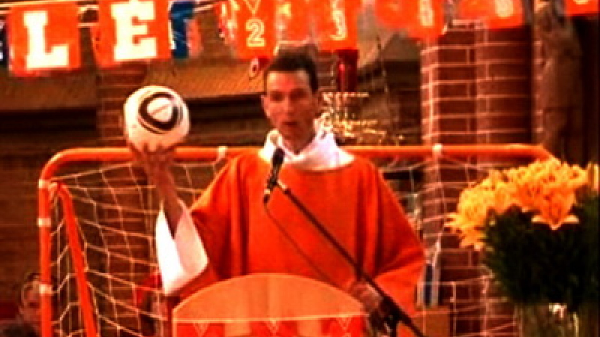 Cascadorii rasului. Preot suspendat dupa ce s-a rugat prea "colorat ...