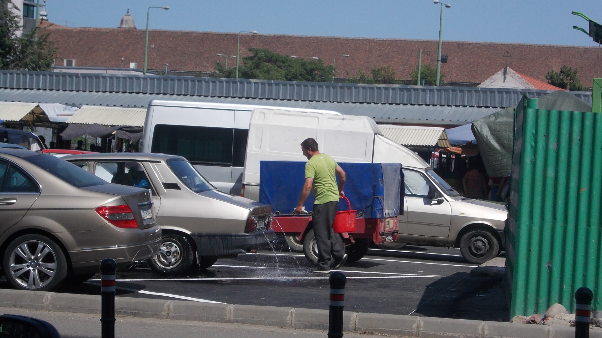 Parcarea din Piata 700, transformata in spalatorie auto. Vezi aici de ...