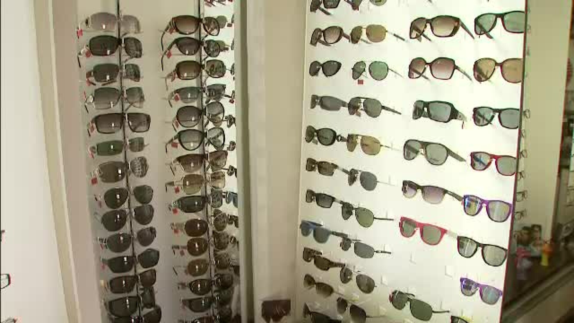 Piata ochelarilor de soare, plina de falsuri periculoase in lupta cu ...