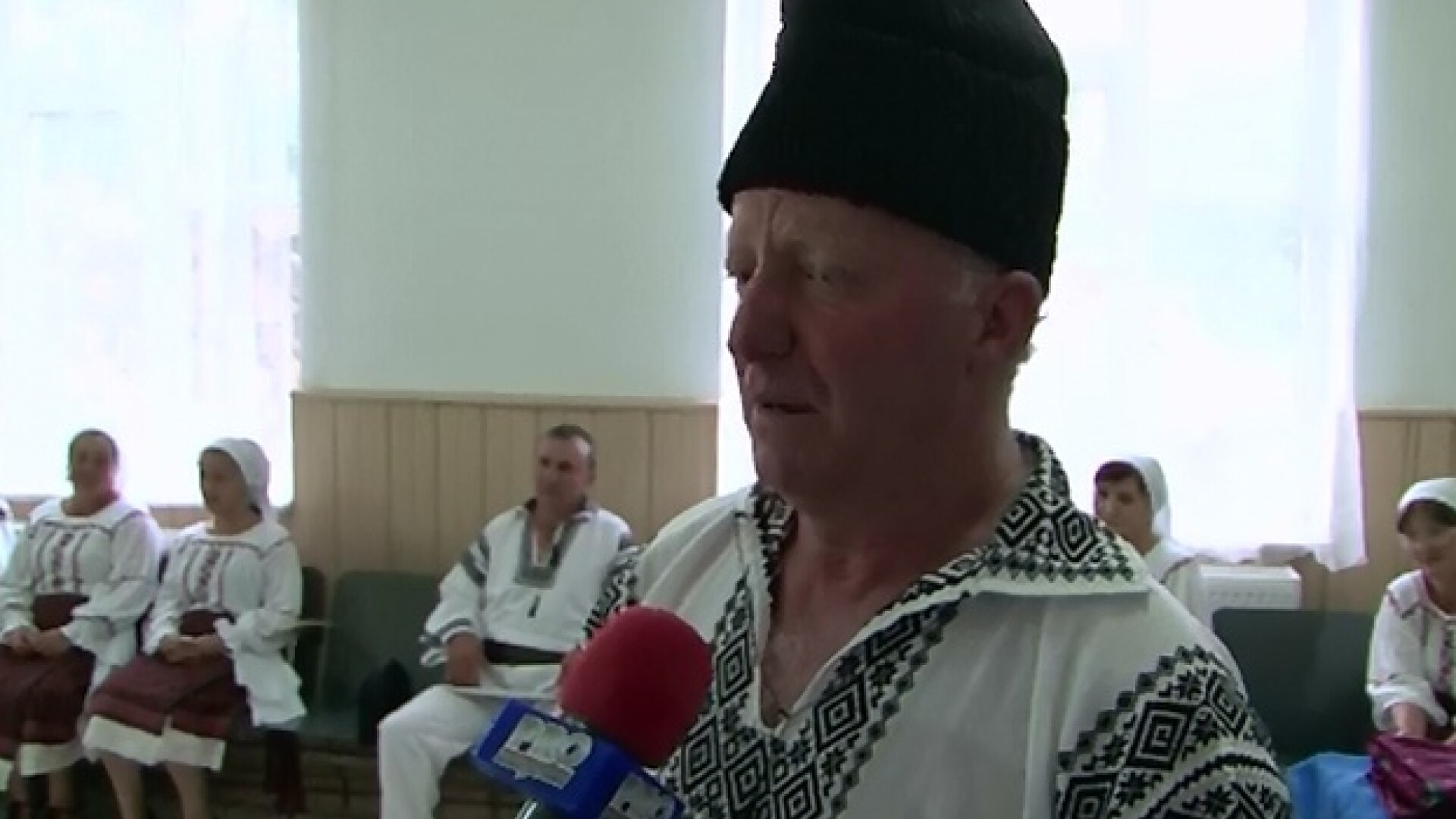 Un primar din Bacau da lectii de dans popular la toata comuna. Nici ...