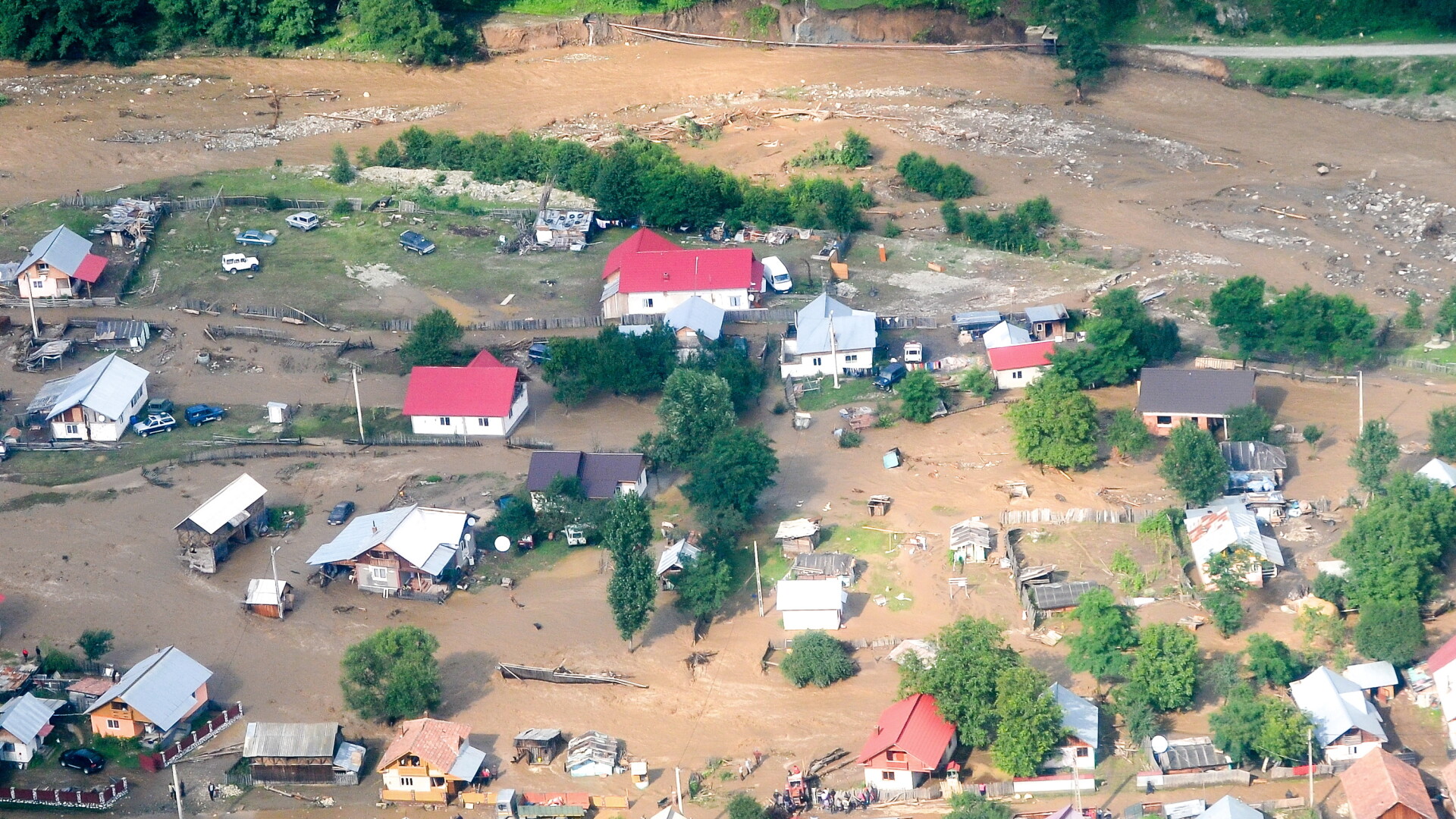 Bilantul prapadului facut de viiturile ce au lovit mai multe judete ...