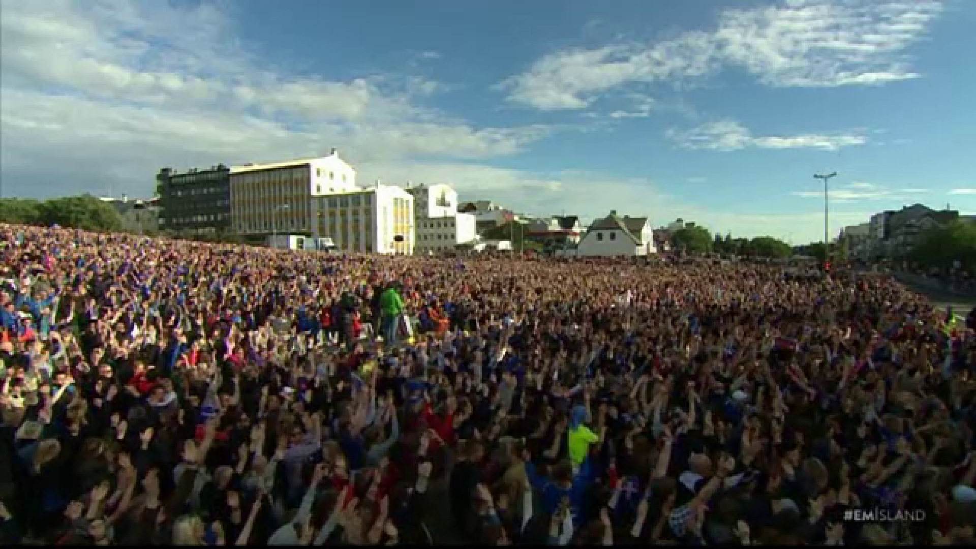 E ca si cum 2 milioane de romani ar iesi in strada. Cum au fost primiti ...