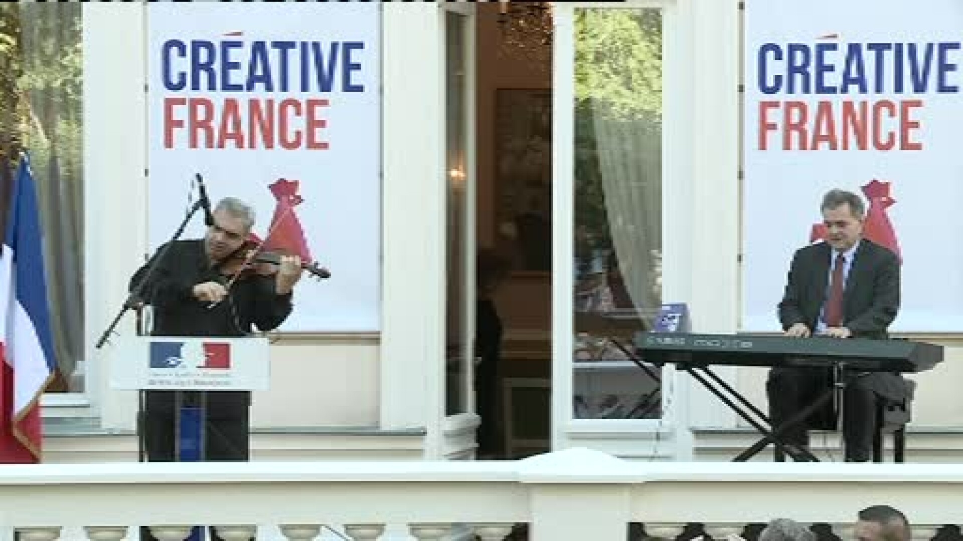 Moment emotionant la Ambasada Frantei din Capitala. Imnul Romaniei ...