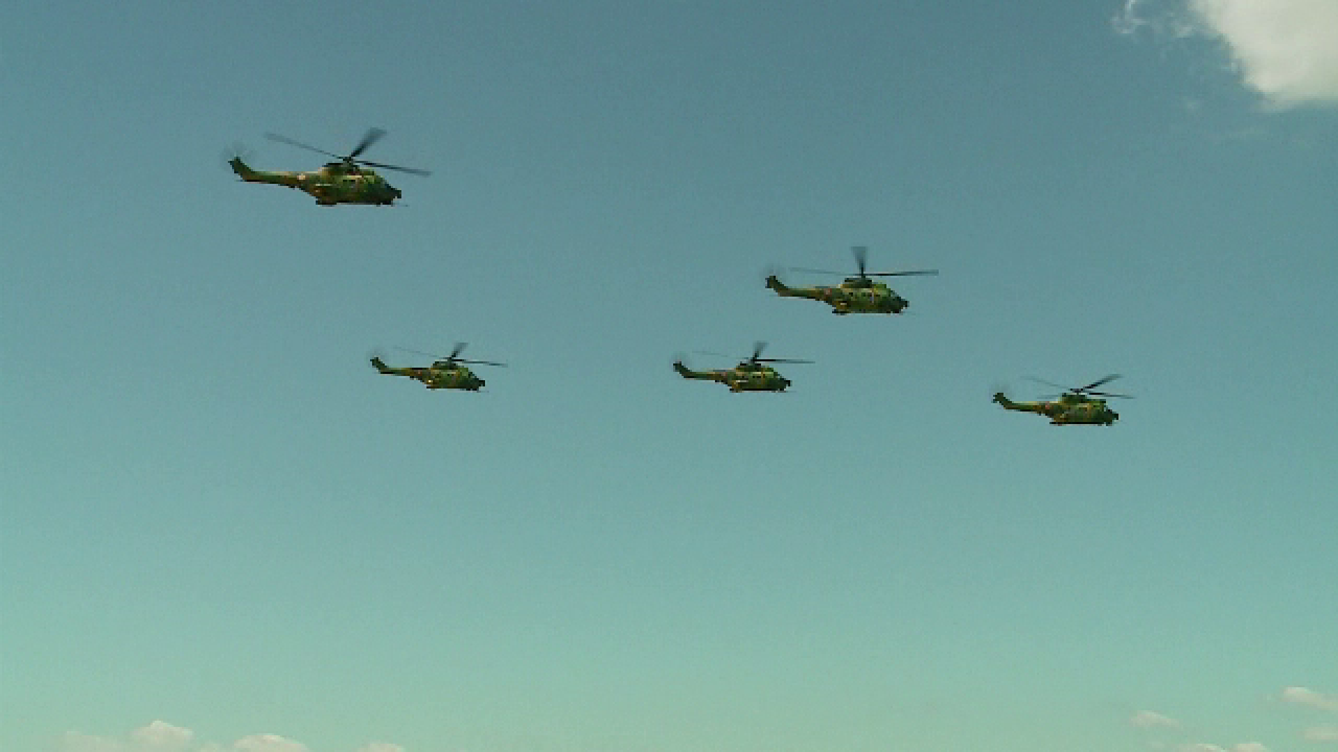 Peste 5000 de oameni au luat parte la mitingul aviatic din Campia ...