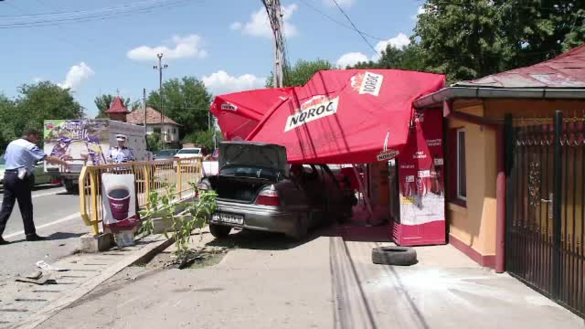 Patru răniți, printre care și un copil de 7 ani, după ce o mașină a ...