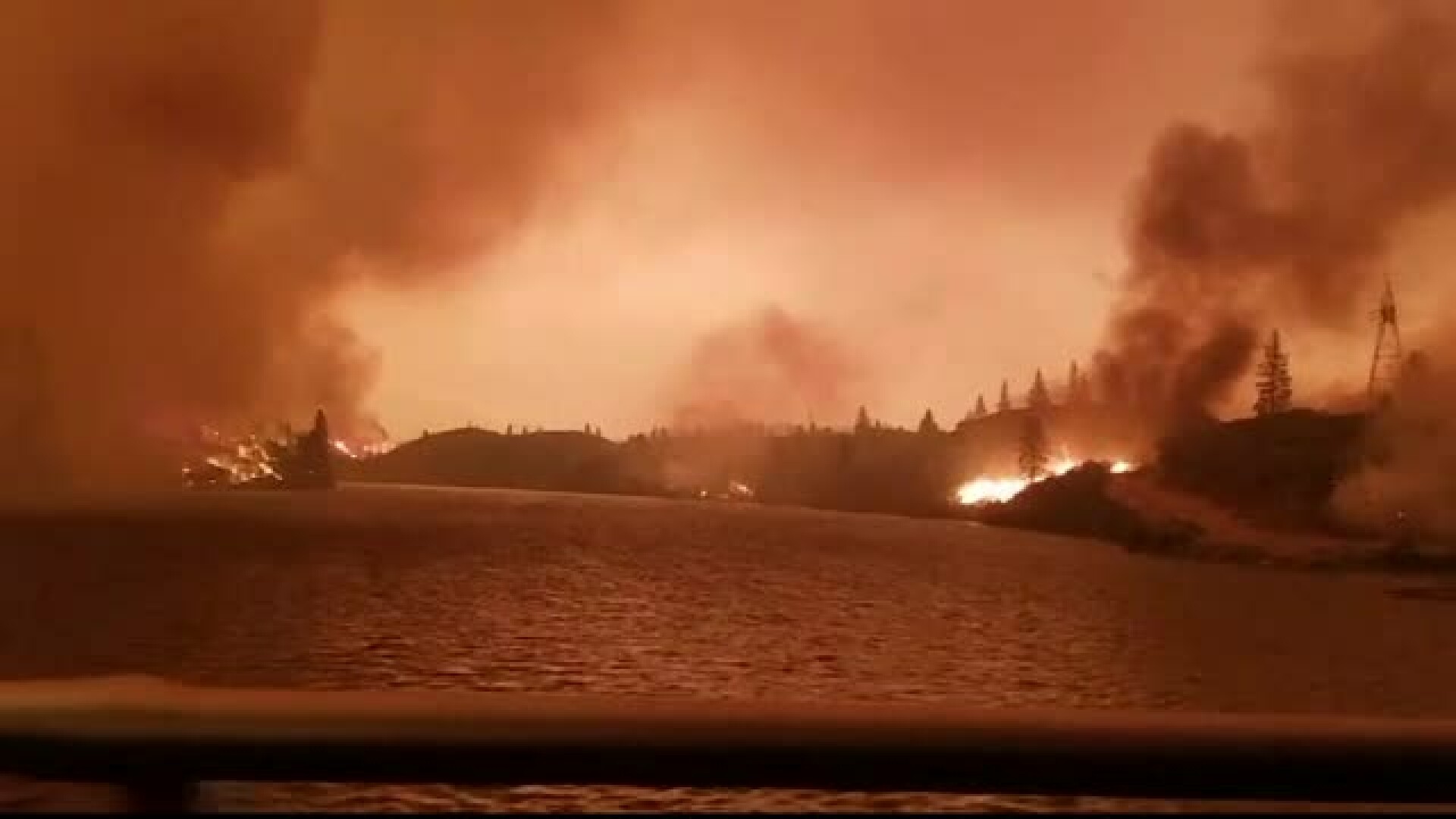 „Tornadă de foc” în California. Mii de oameni sunt în pericol - Știrile ...