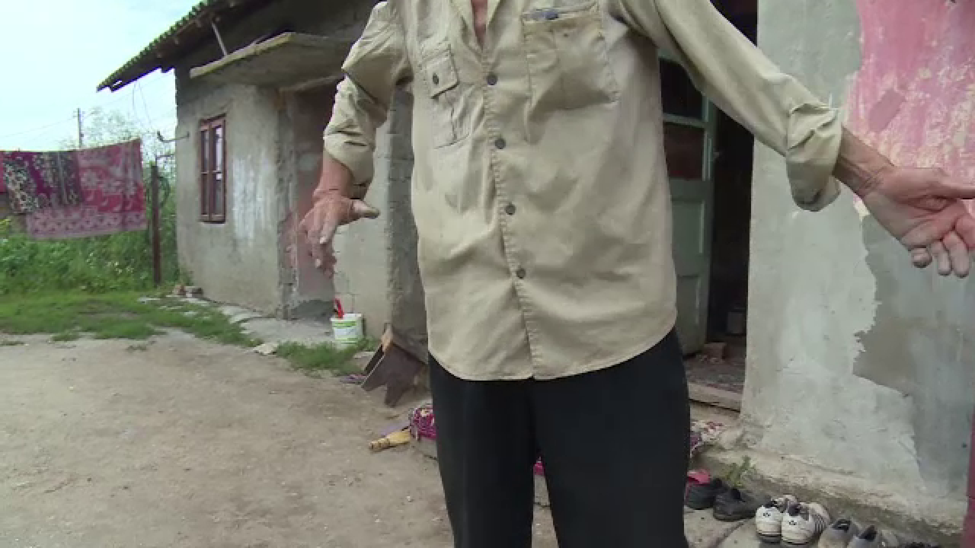 Patru frați abandonați de mamă, bătuți și crescuți în mizerie de tată ...