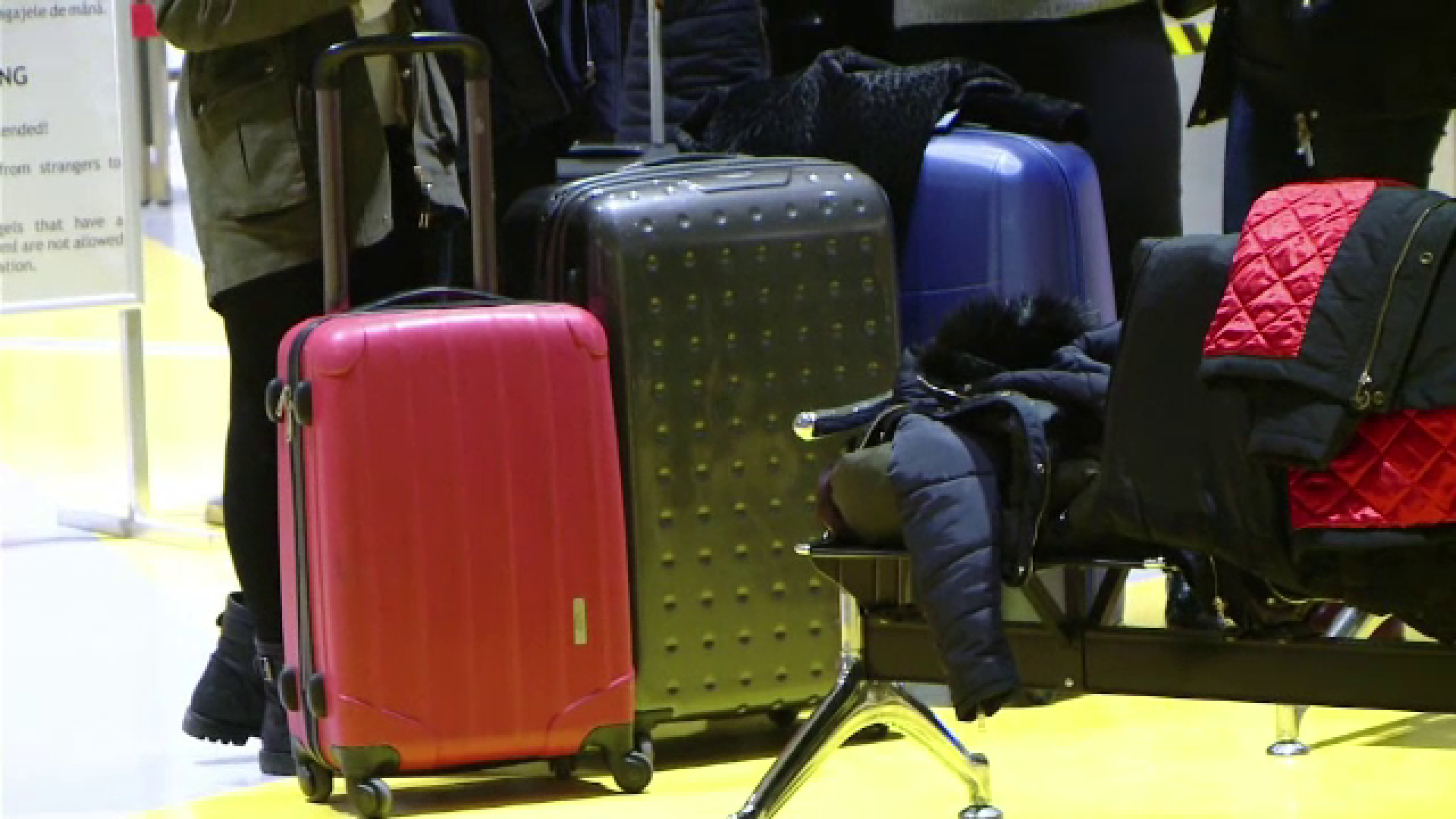 Metoda prin care o ”măicuță” stoarce de bani călătorii de pe Aeroportul ...