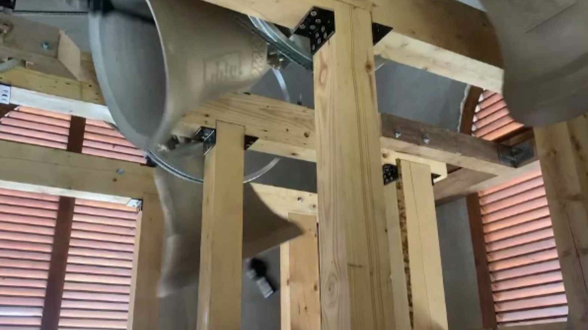 Clopote acționate de pe mobil, într-o biserică din Prahova. Au garanție ...