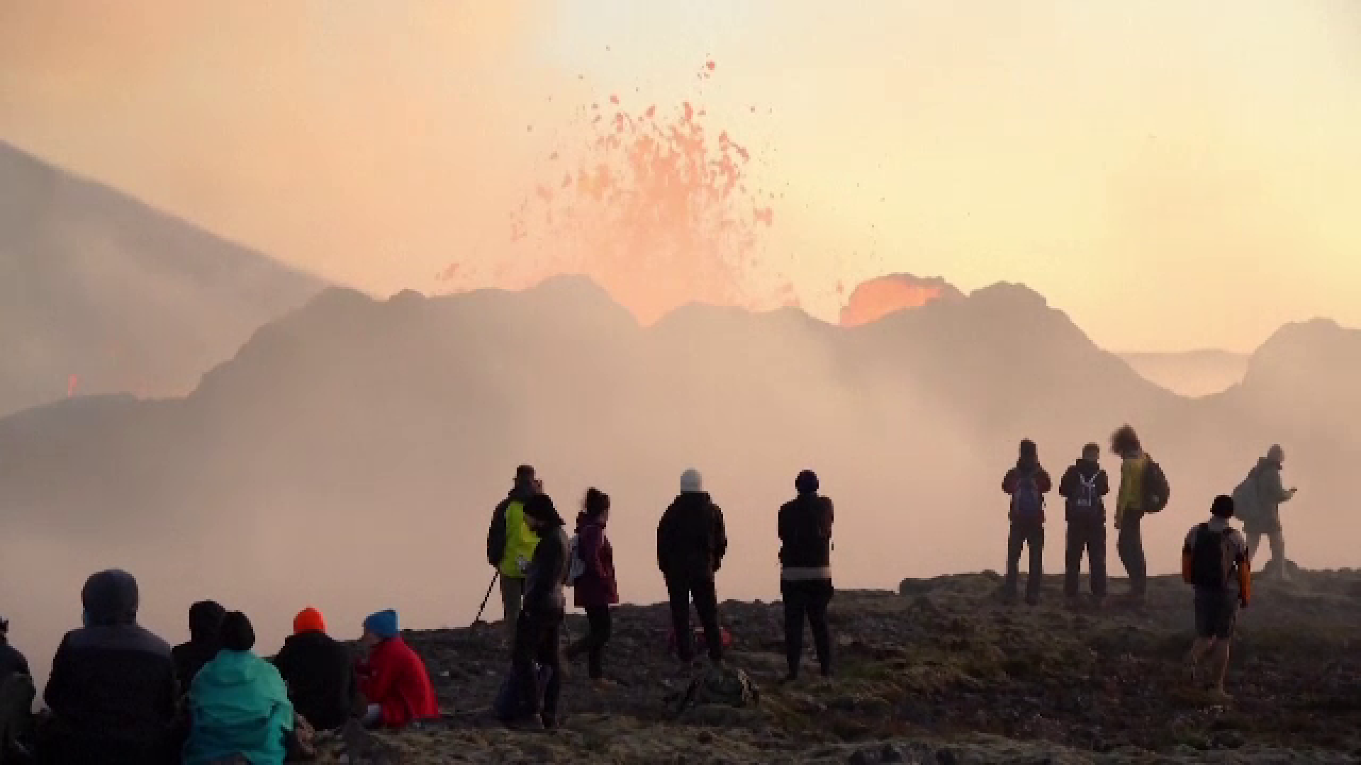 Vulcanul care a erupt în Islanda a devenit atracție turistică. Râuri de ...