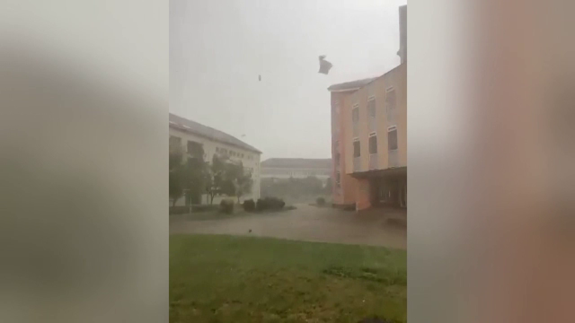 Rupere de nori și potop în vestul României. Rafalele au atins și 100 de ...