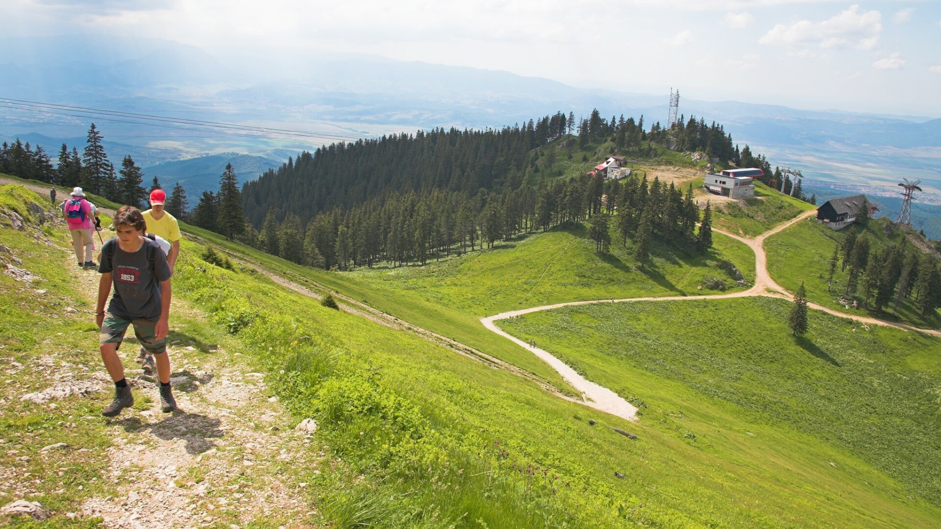 Vremea de la munte i-a atras ca un magnet pe turiști. Care va fi ...