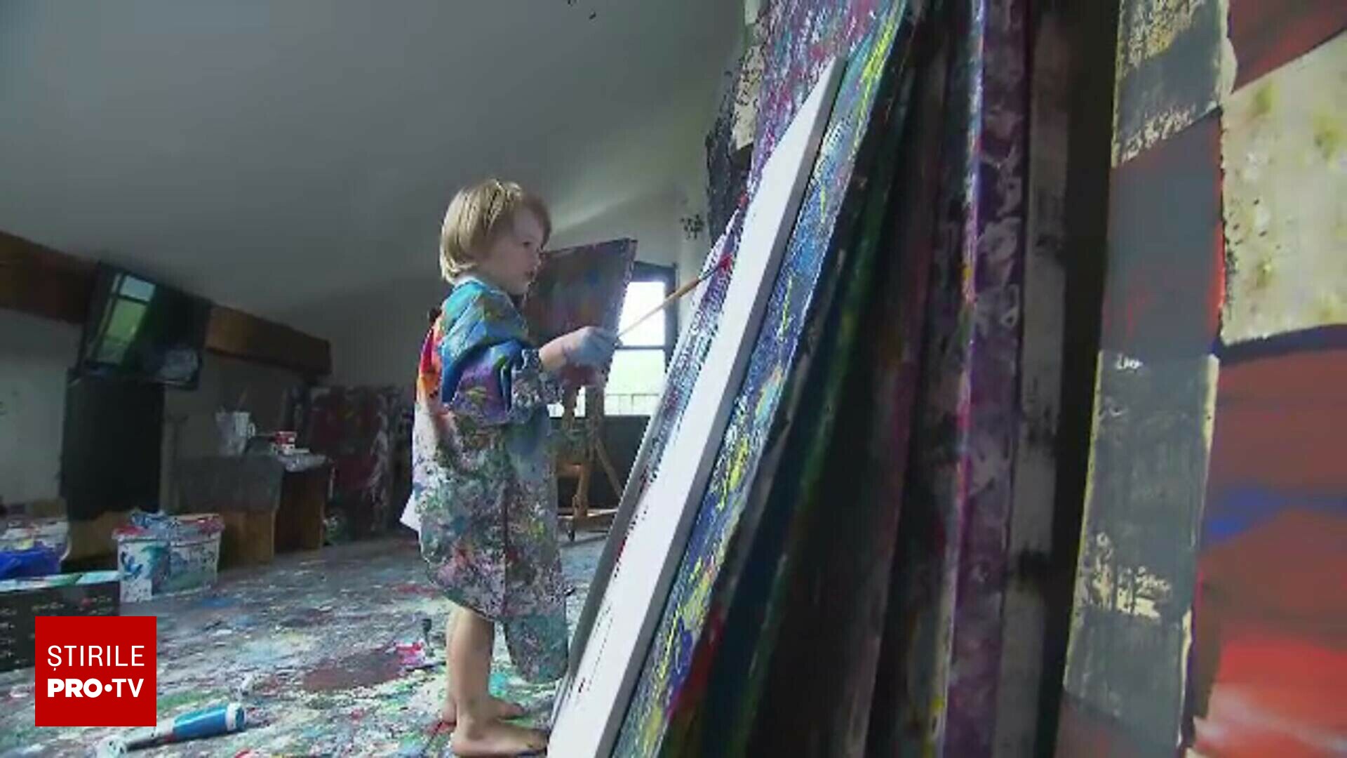 Poartă scutec, dar creează tablouri care se vând cu mii de euro. Ce ...