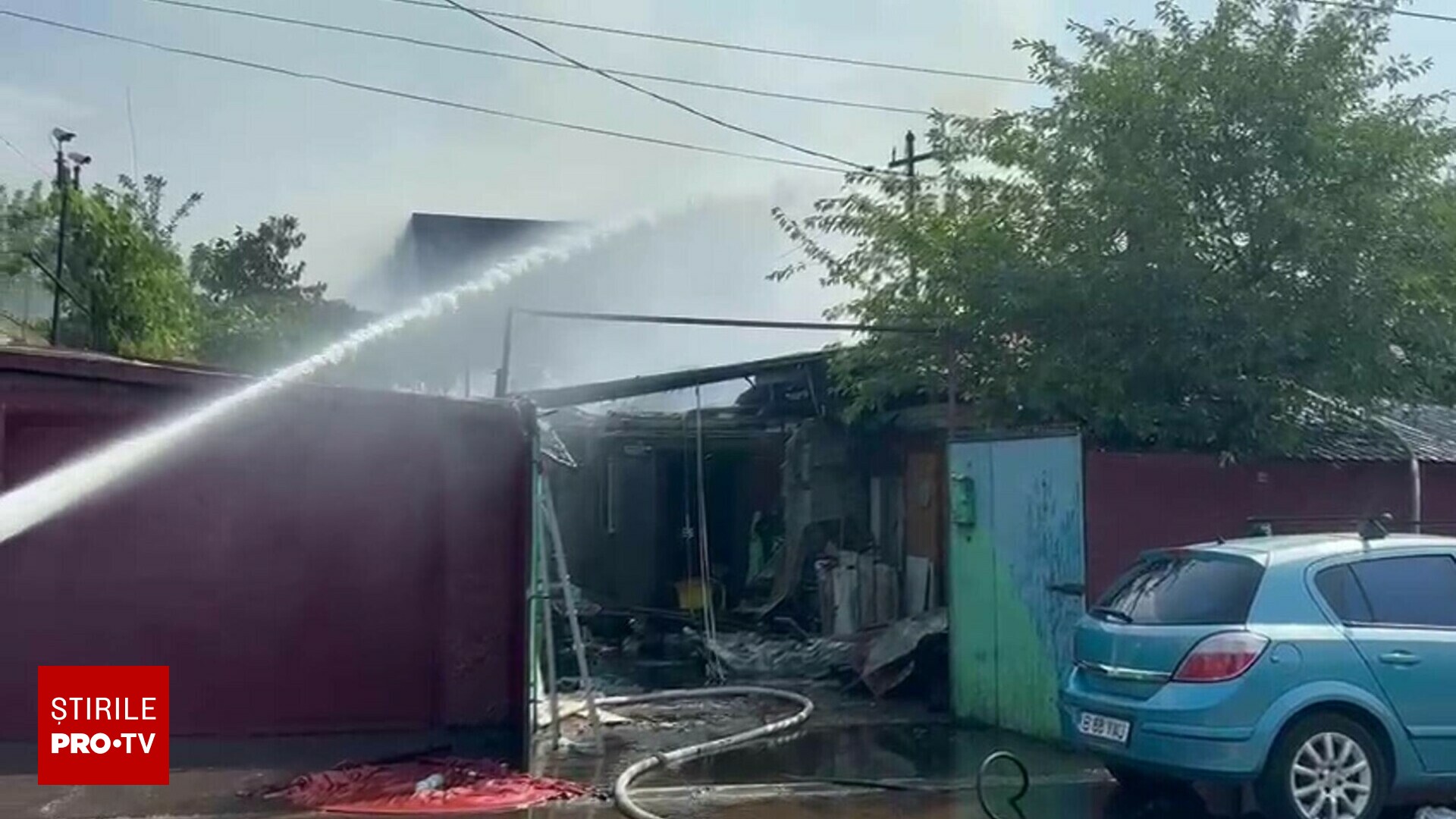 Incendiu puternic în București. Mai multe case sunt afectate. Au fost ...