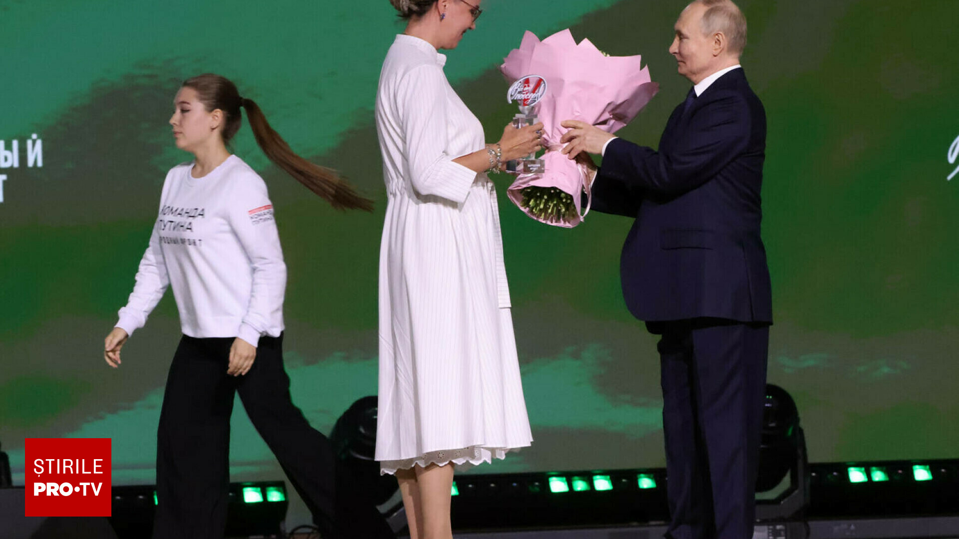 Putin, „Mini Vlad”. A primit flori pe scenă de la creatoarea de modă a ...