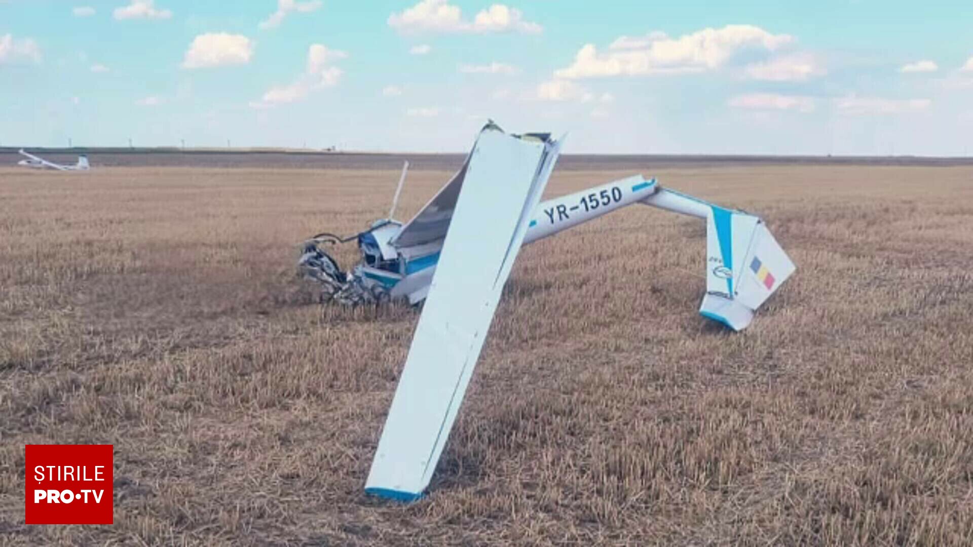 Un tânăr a murit după ce s-a prăbușit cu planorul pe un câmp, aproape ...