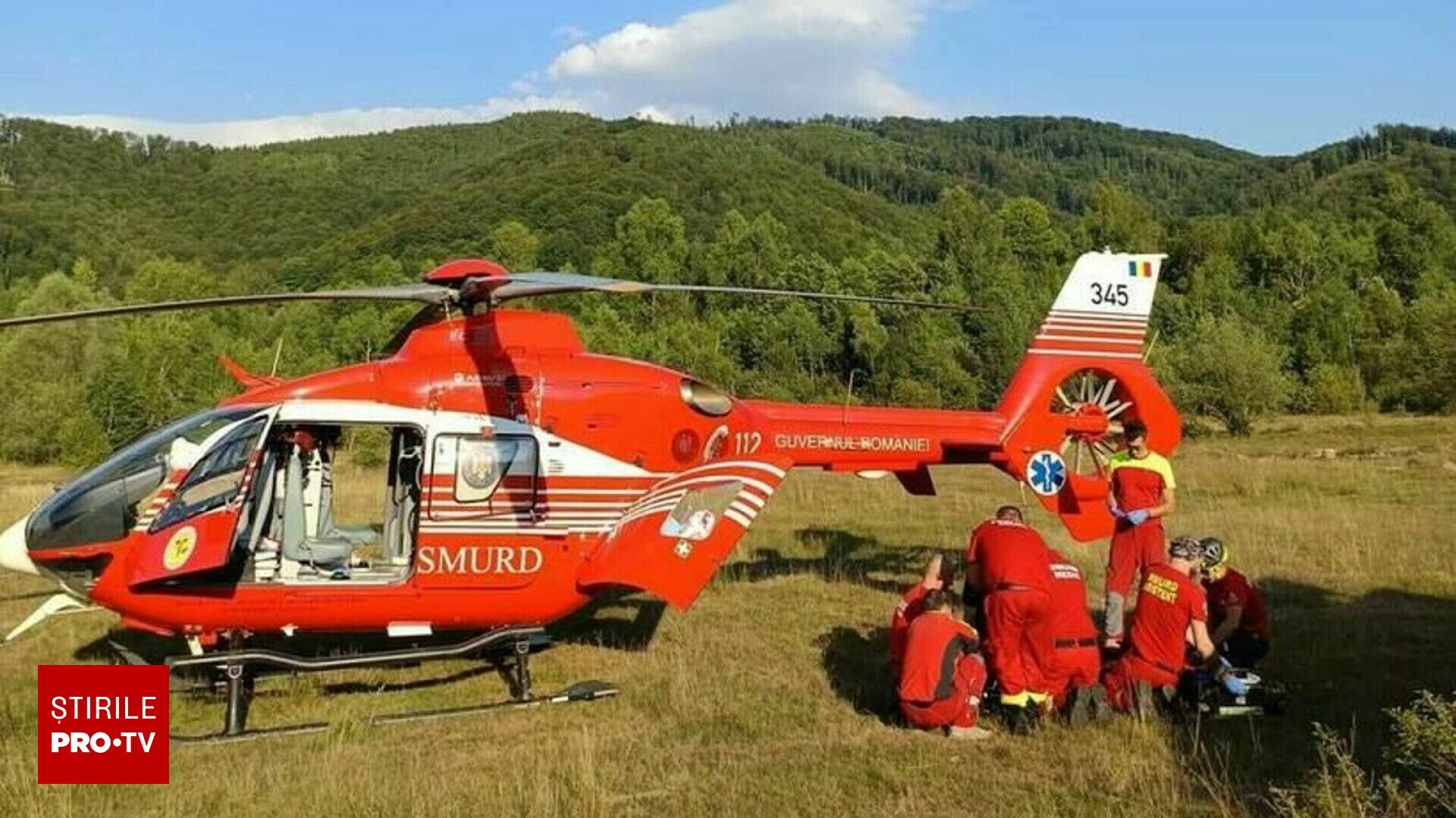 Elicopterul SMURD, chemat de urgență la Arieșeni, după prăbușirea unei ...