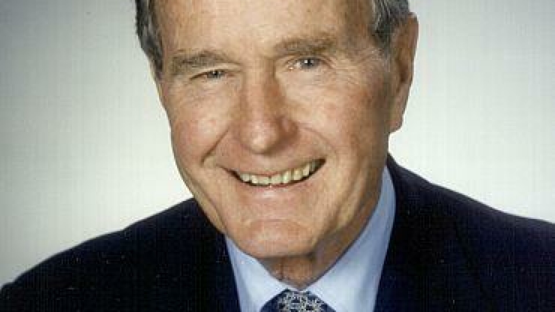 George Bush Senior a sarit cu parasuta, la 85 de ani! - Știrile ProTV