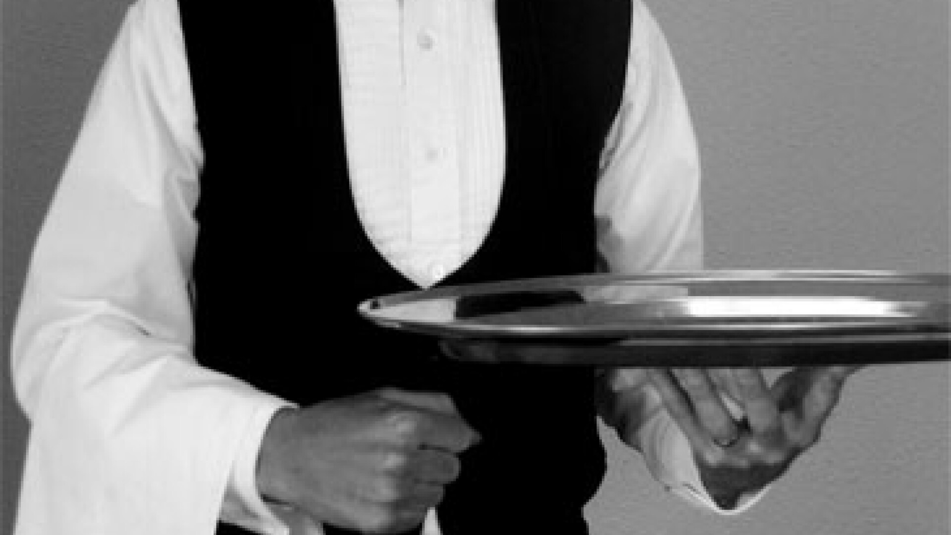 Un adevarat chelner: a alergat 2 km cu o sticla de coniac pe o tava ...