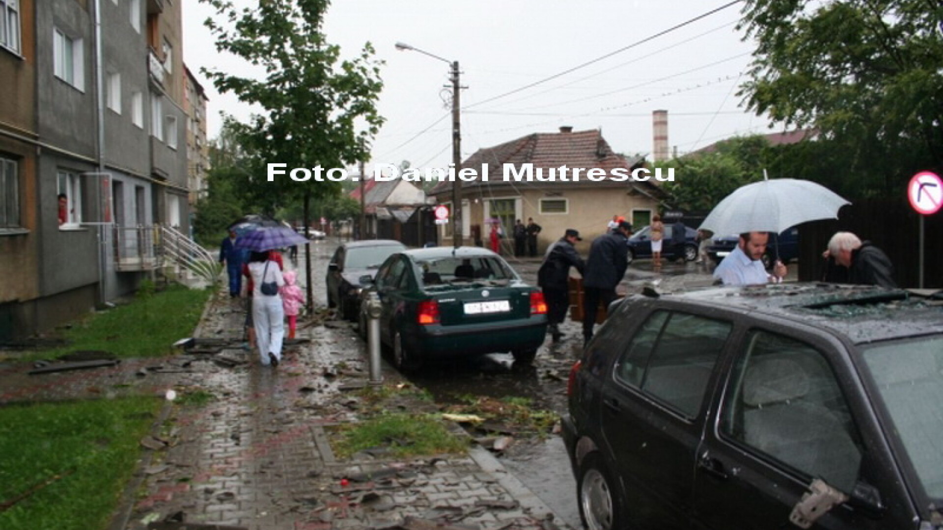 Vara extremelor! Dupa temperaturi de peste 30 de grade, furtuni ...